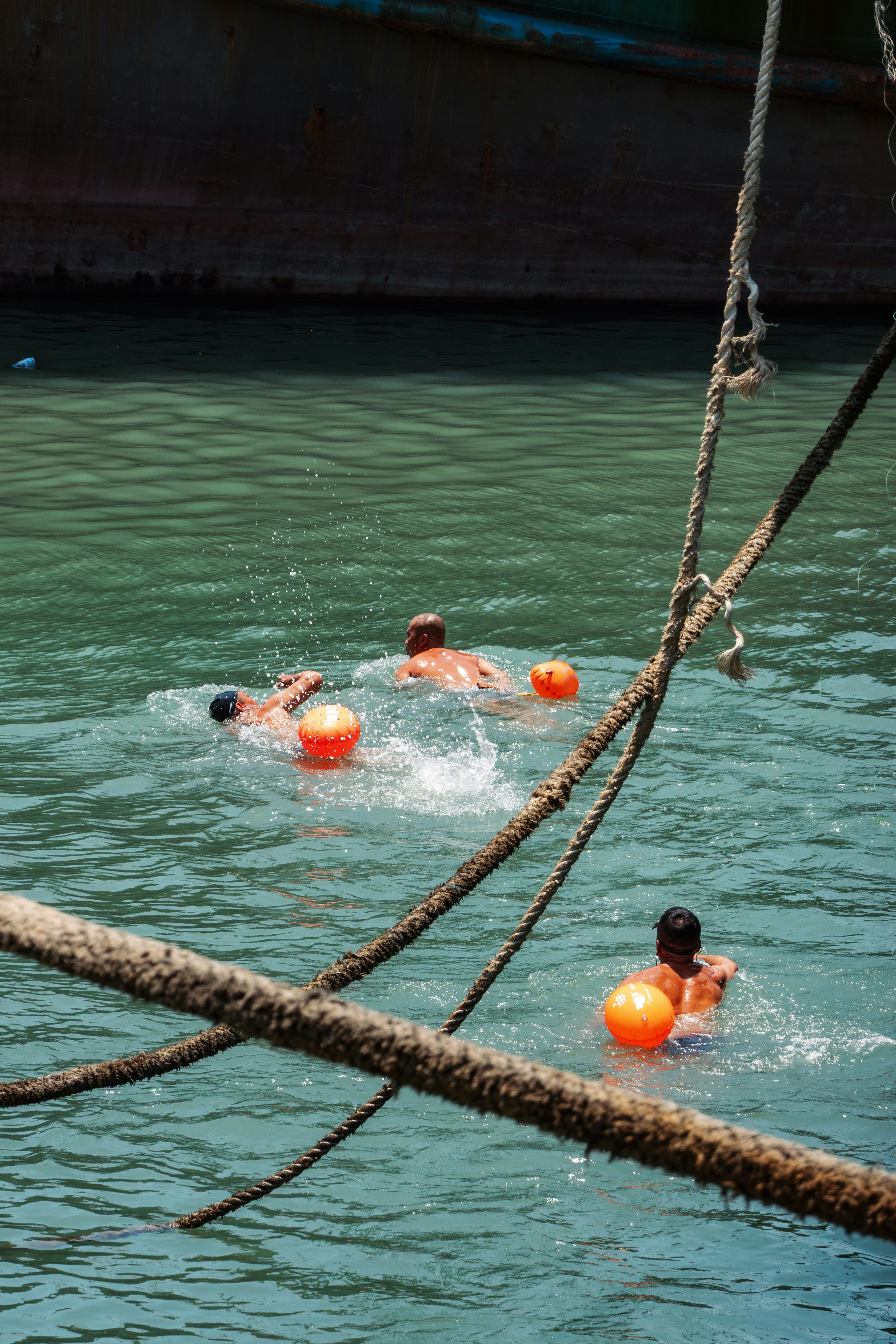 Boys play with orange balls in the water. photo – Free Quanzhou Image ...