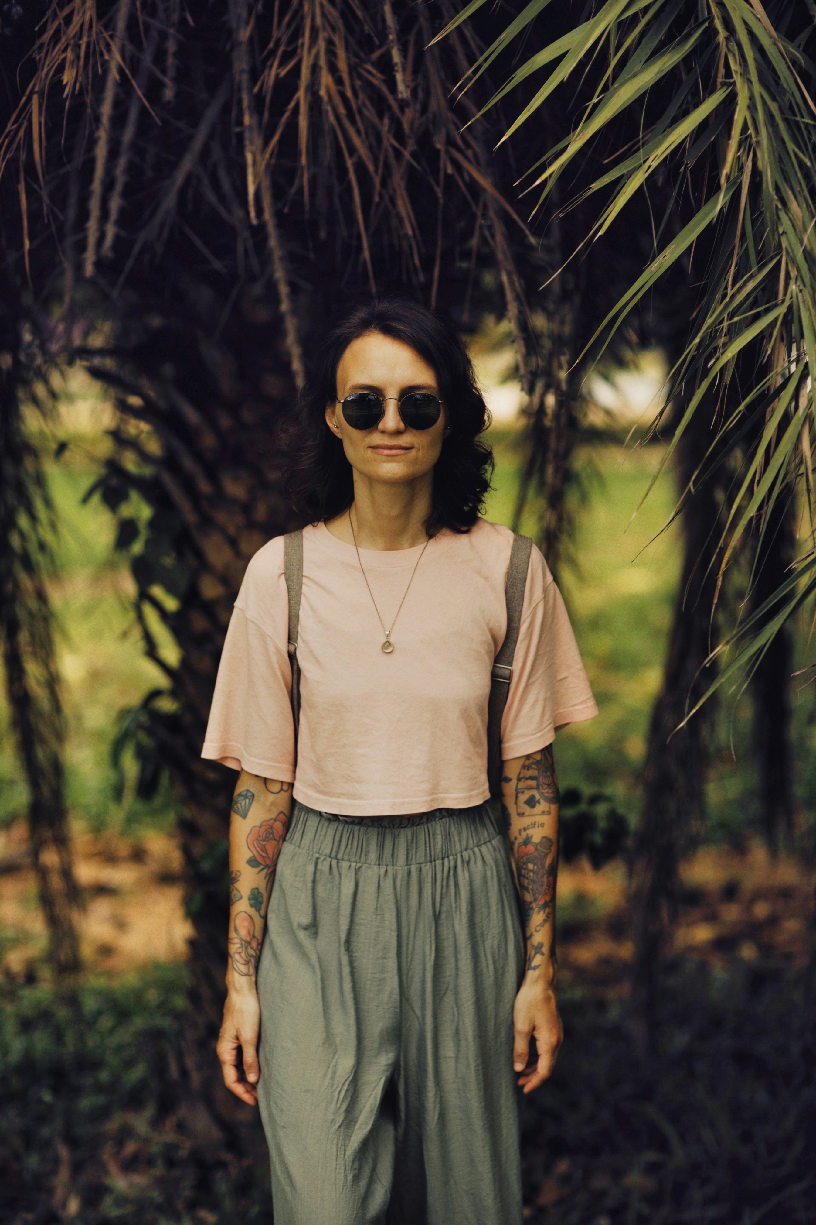 La mujer posa en la naturaleza, con gafas de sol. foto – Imagen de ...