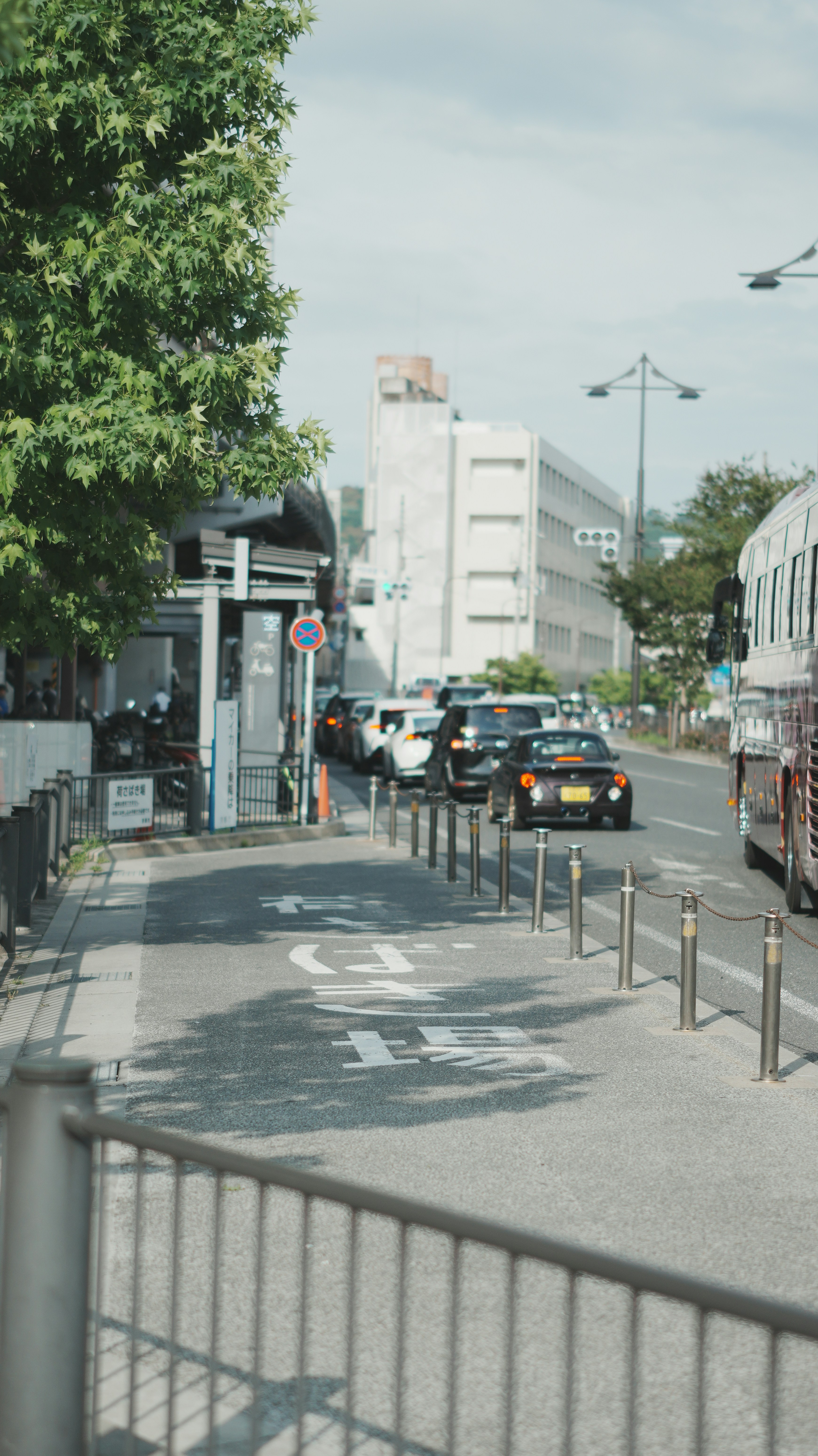 Street scene with parked cars and building. photo – Free Car Image on ...