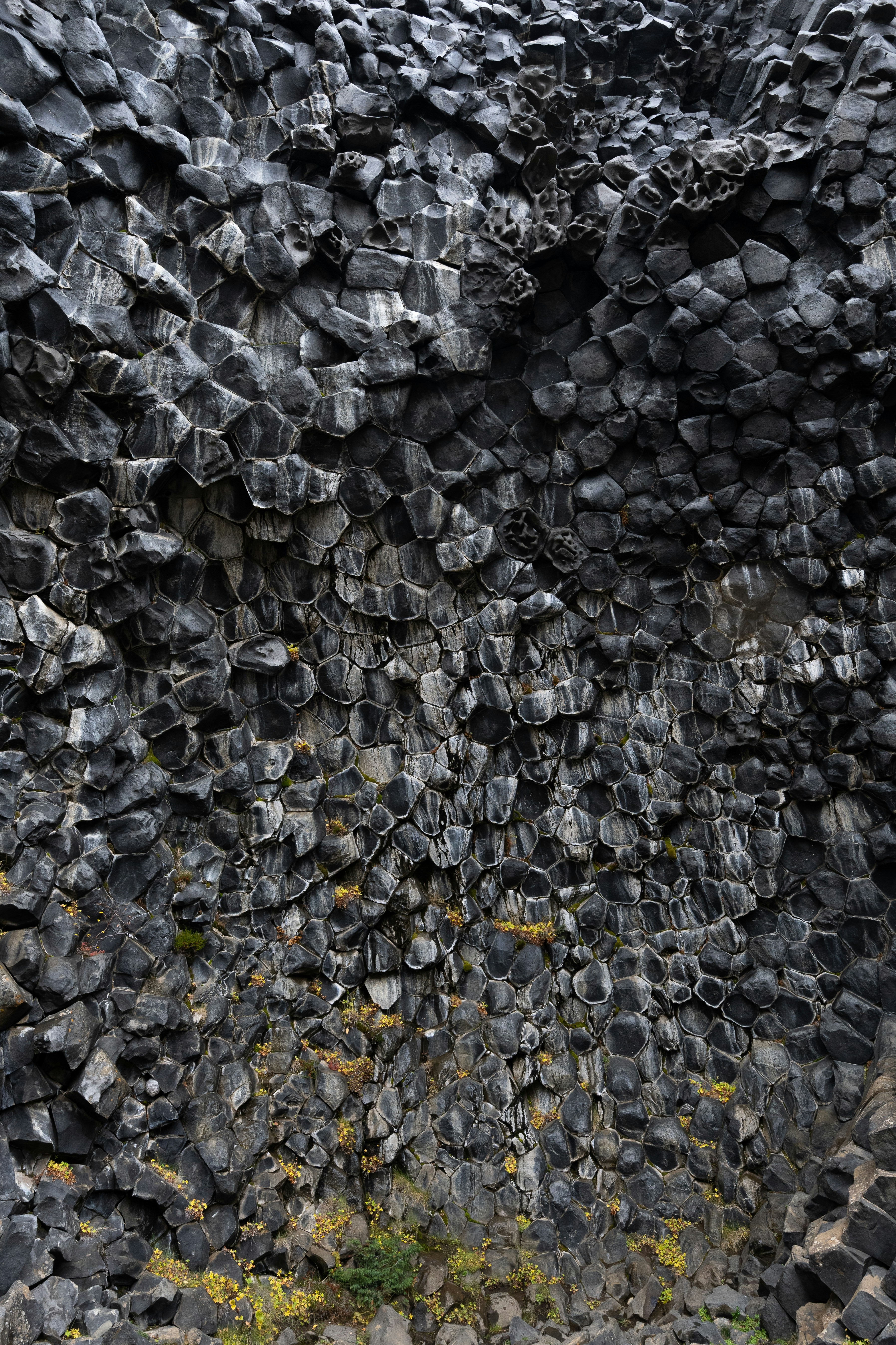 Hexagonal rock columns form a unique, dark texture. photo – Free Image ...