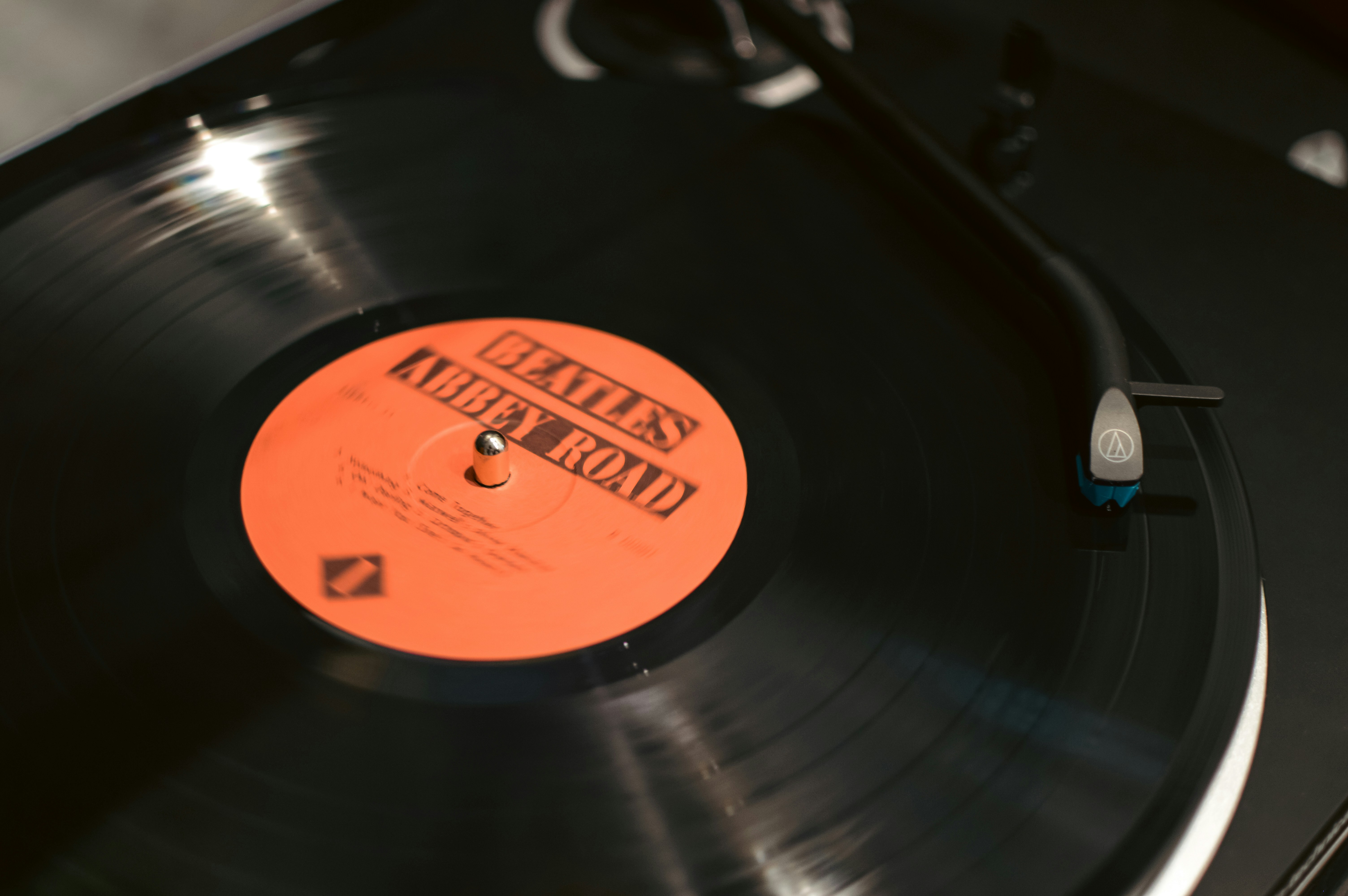 A beatles' abbey road record plays on a turntable.