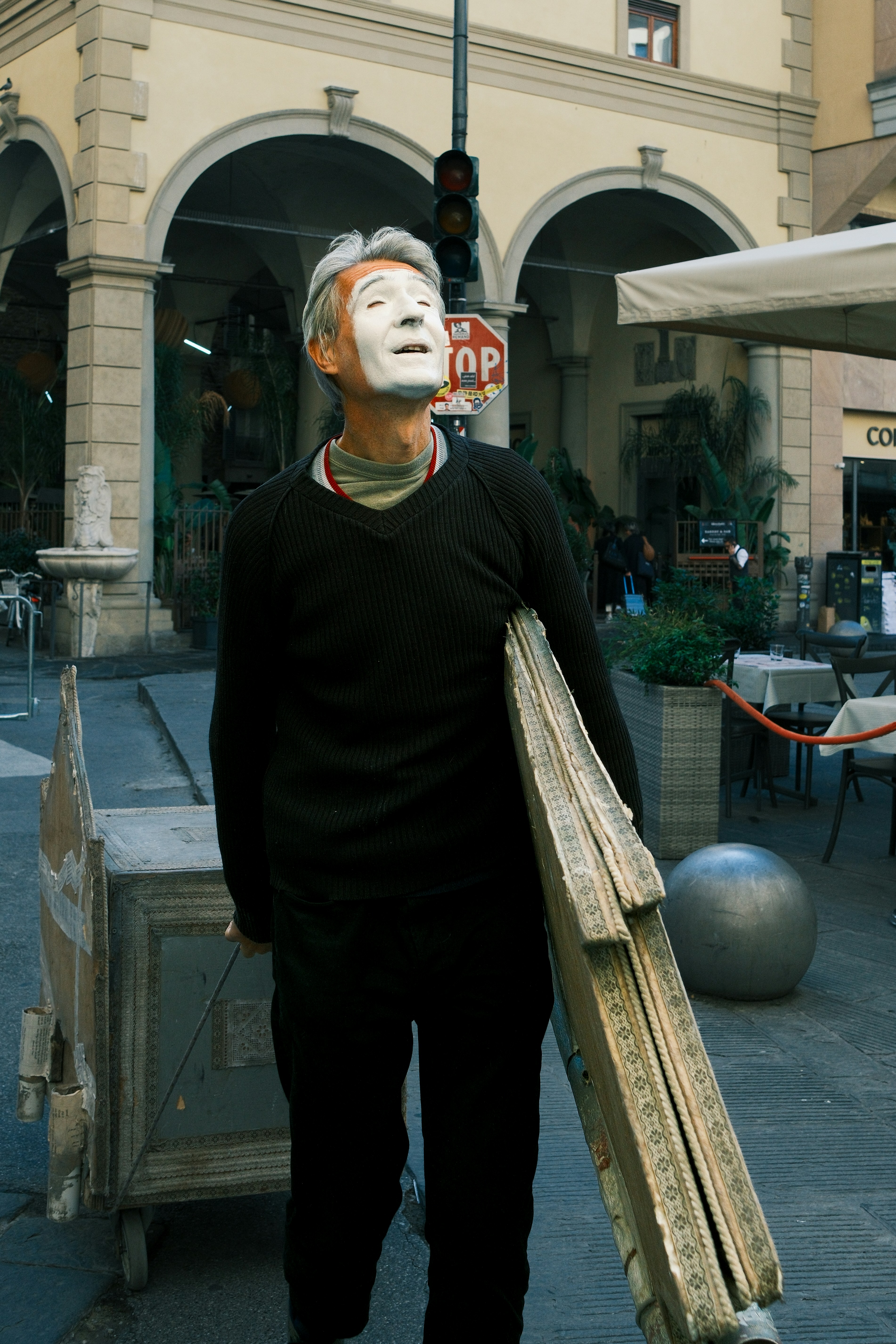 A mime poses in a city square. photo – Free Portrait Image on Unsplash