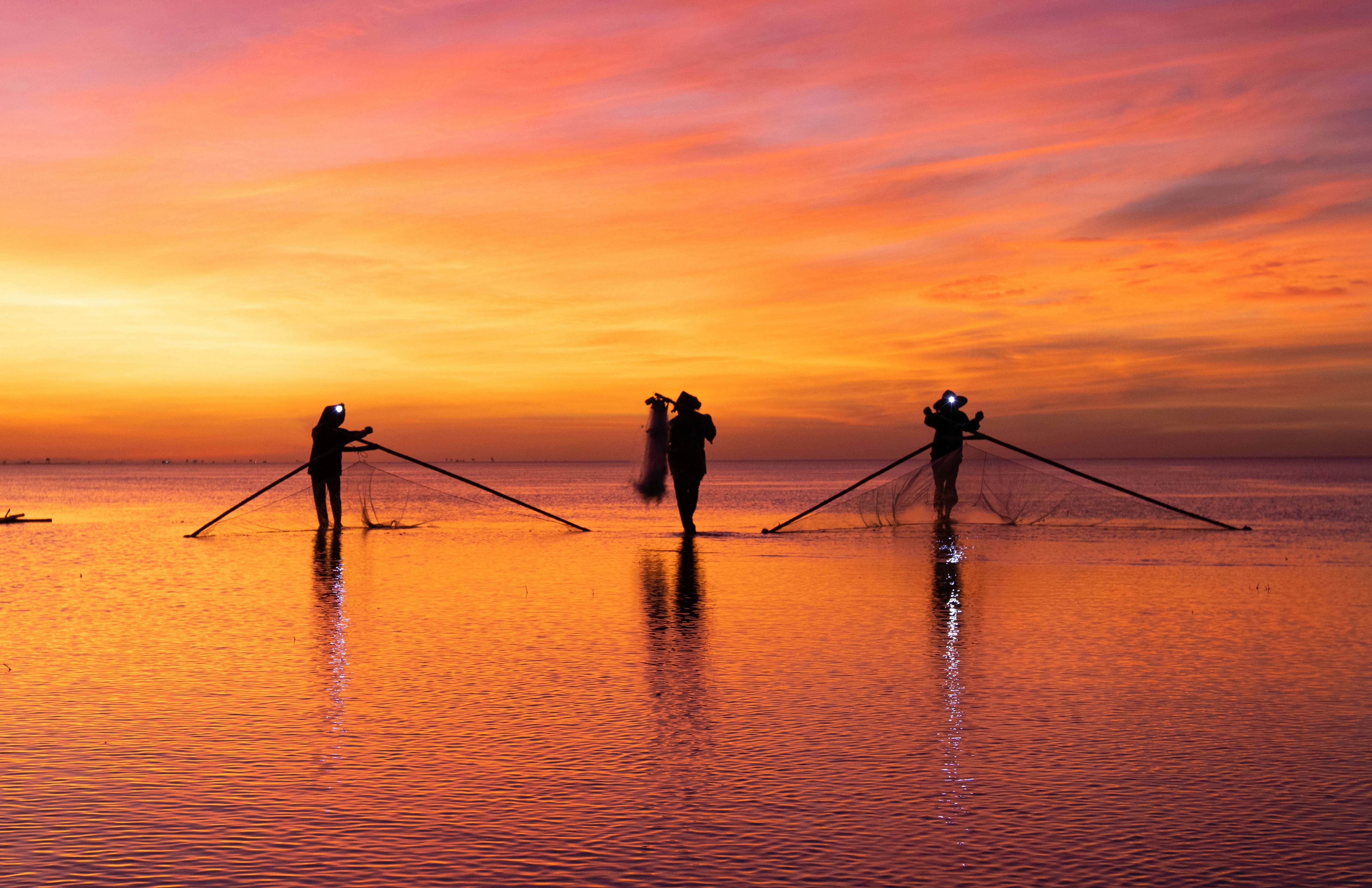 Fishermen cast nets at sunset over the water. photo – Free Human Image ...