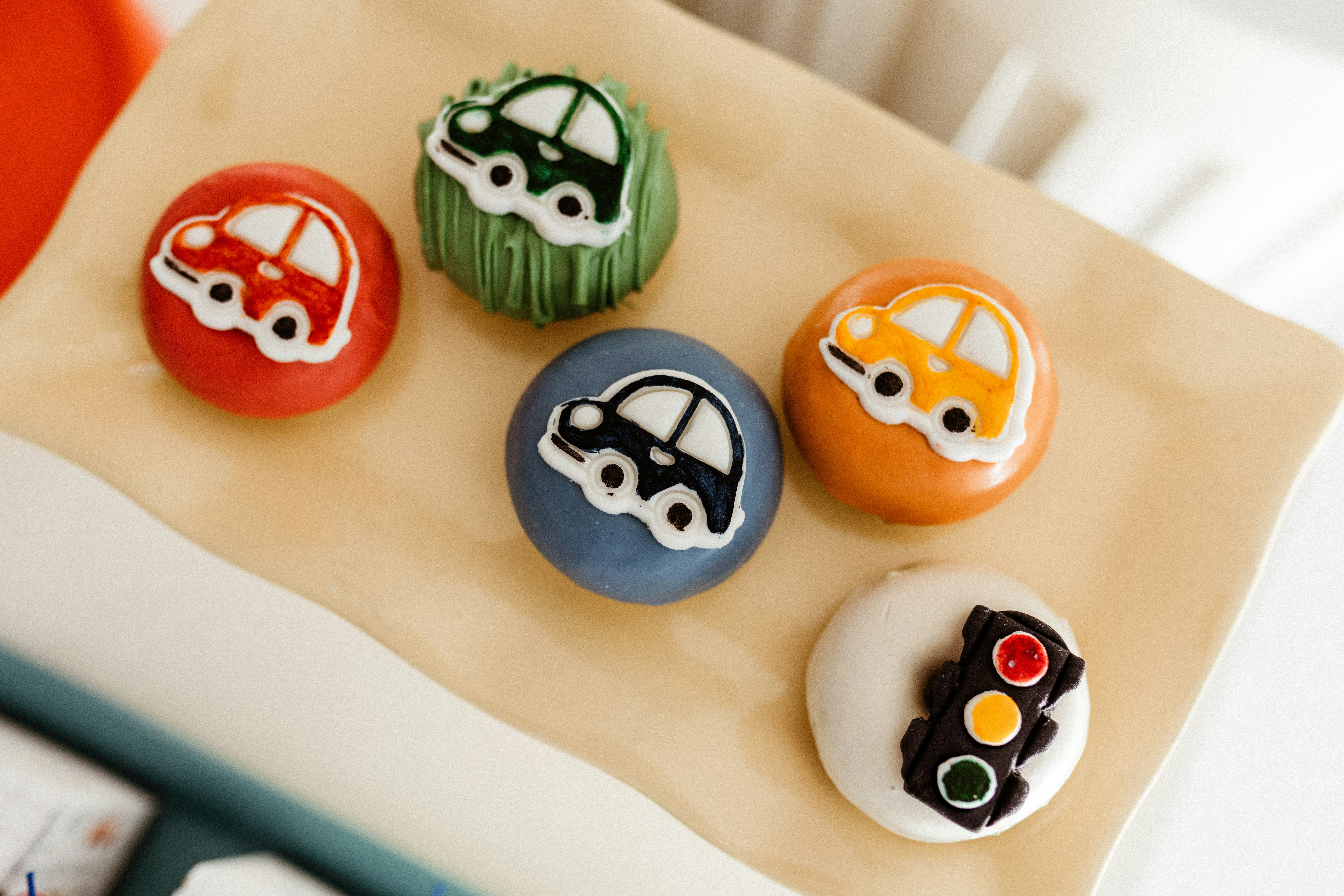 Cake pops decorated with cars and a traffic light. photo – Free Food ...