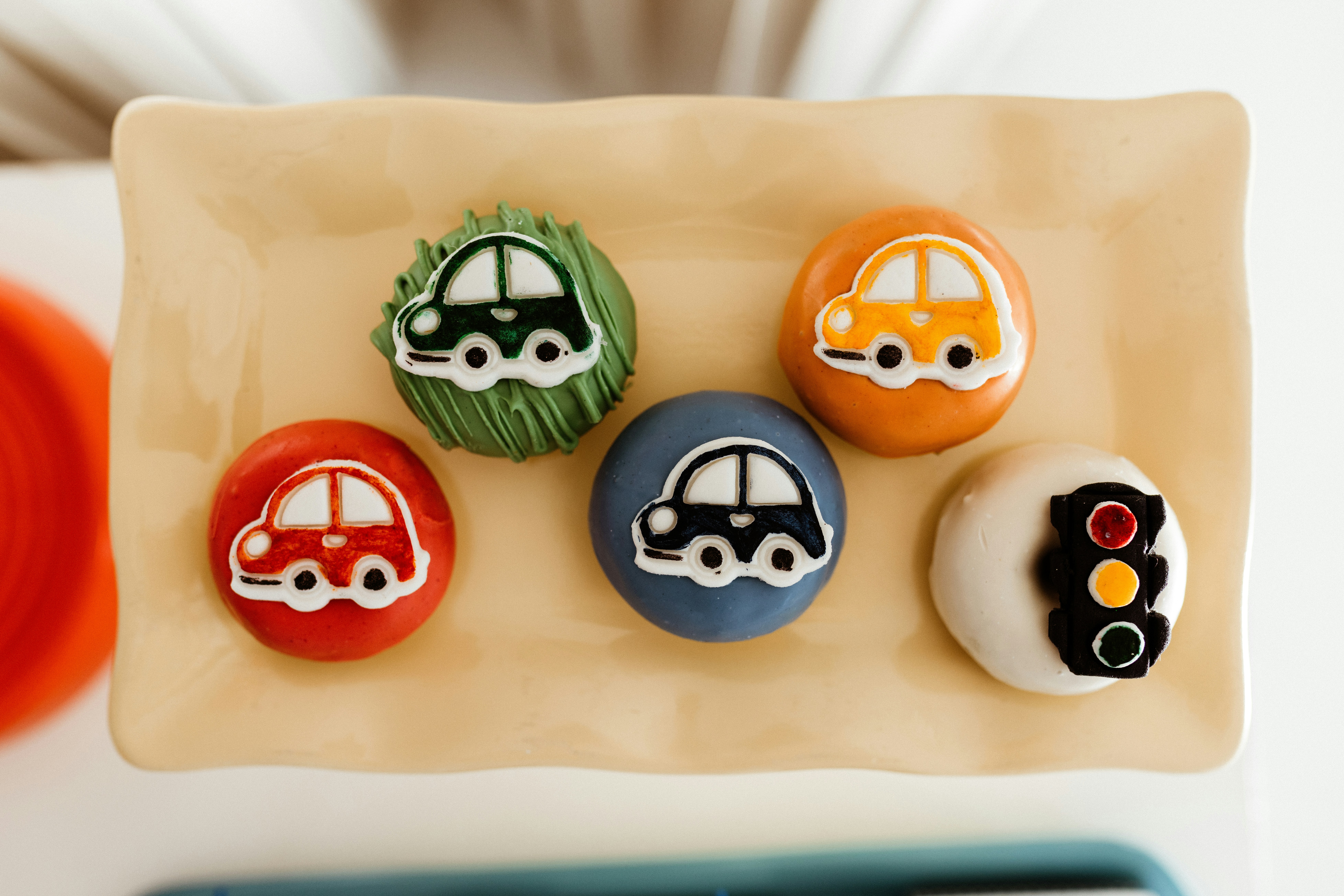 Car-shaped desserts and traffic light on a plate. photo – Free Food ...