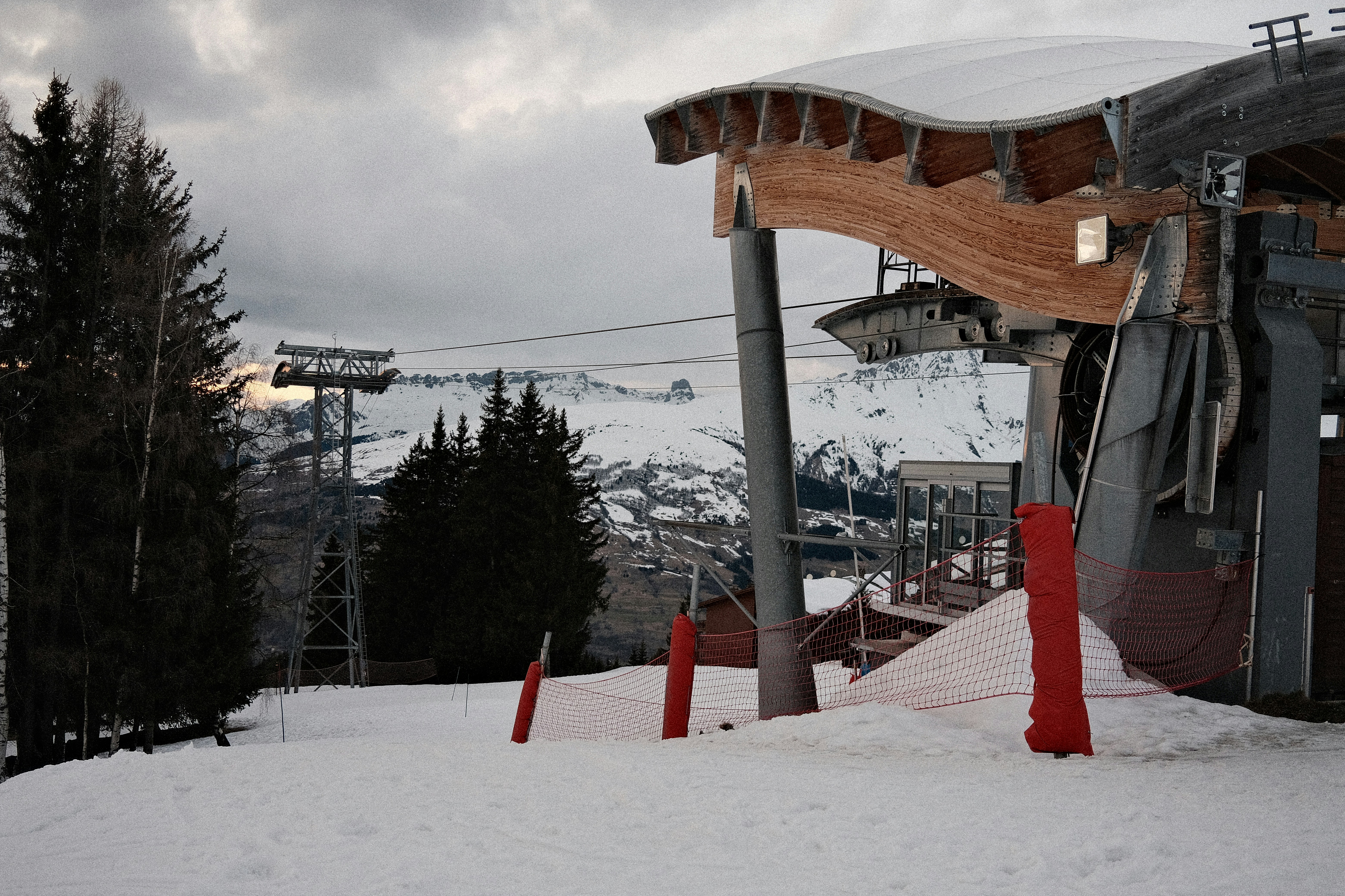 Alpine Lift House: Snow, Timber, and Quiet Geometry