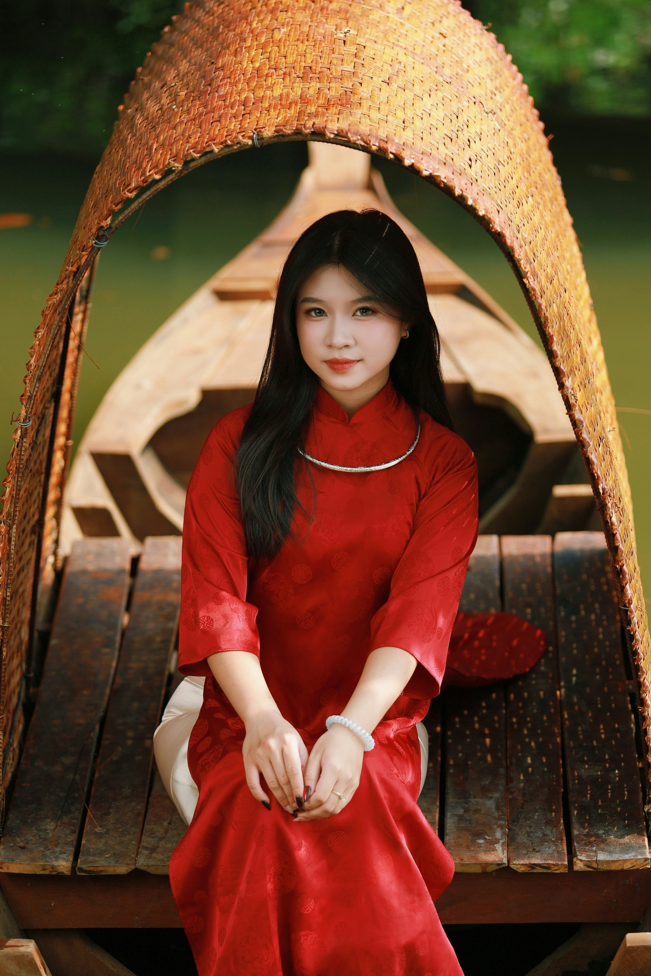 A woman in a boat wears a red dress. photo – Free Woman Image on Unsplash