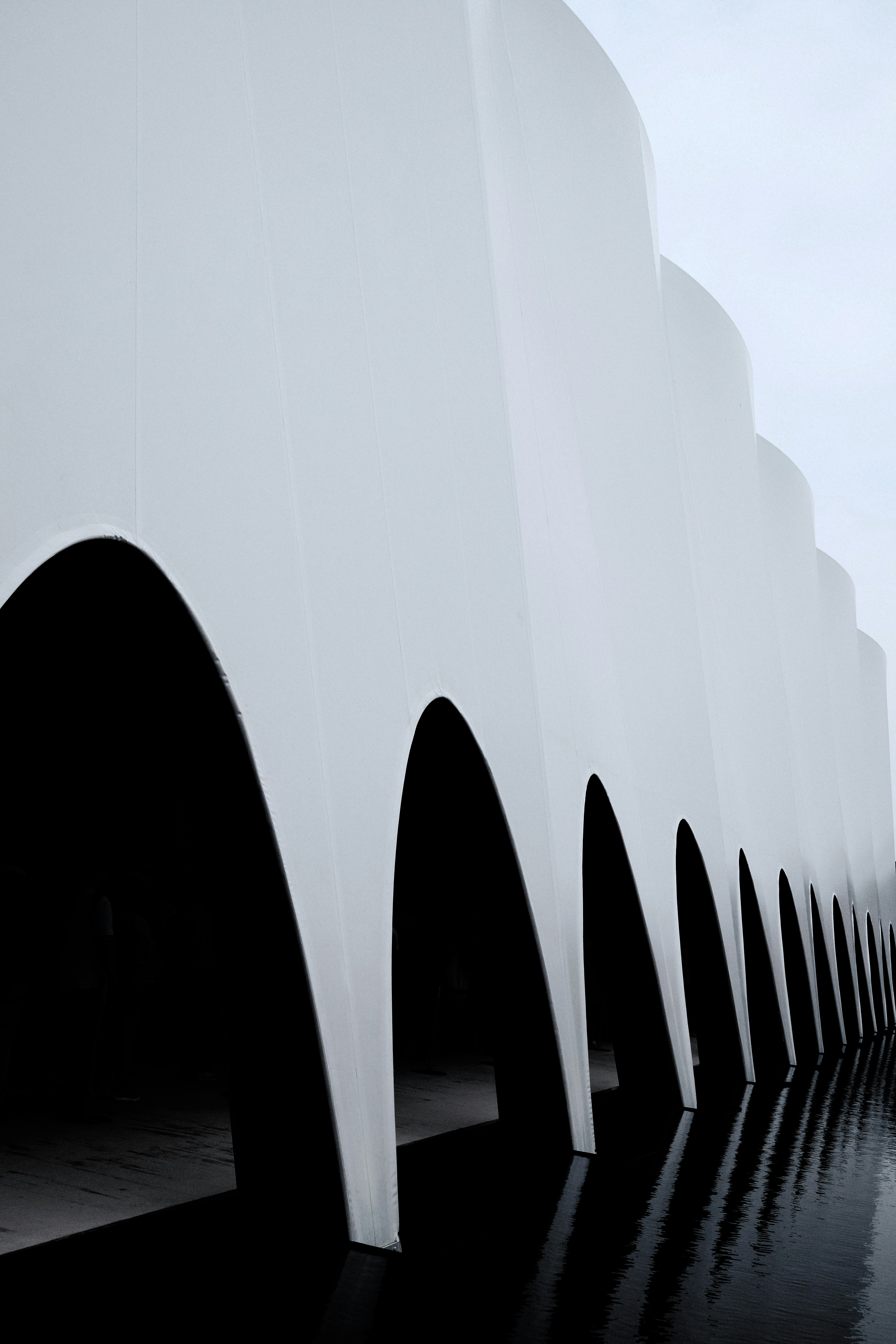 Arquitectura moderna con arcos repetitivos reflejados. foto – Imagen de ...