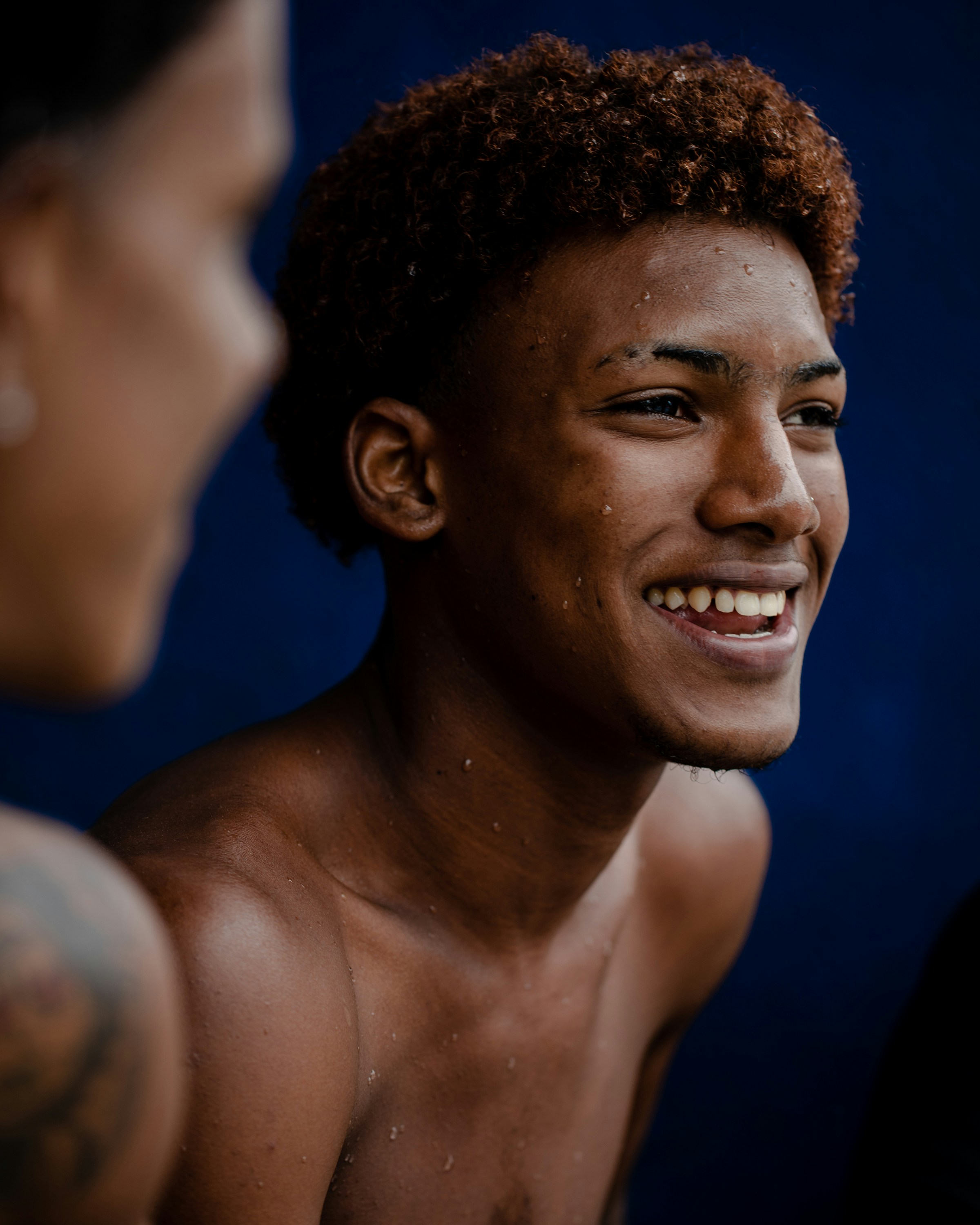 Un joven sonriente con un amigo. foto – Imagen de Retrato gratuita en ...