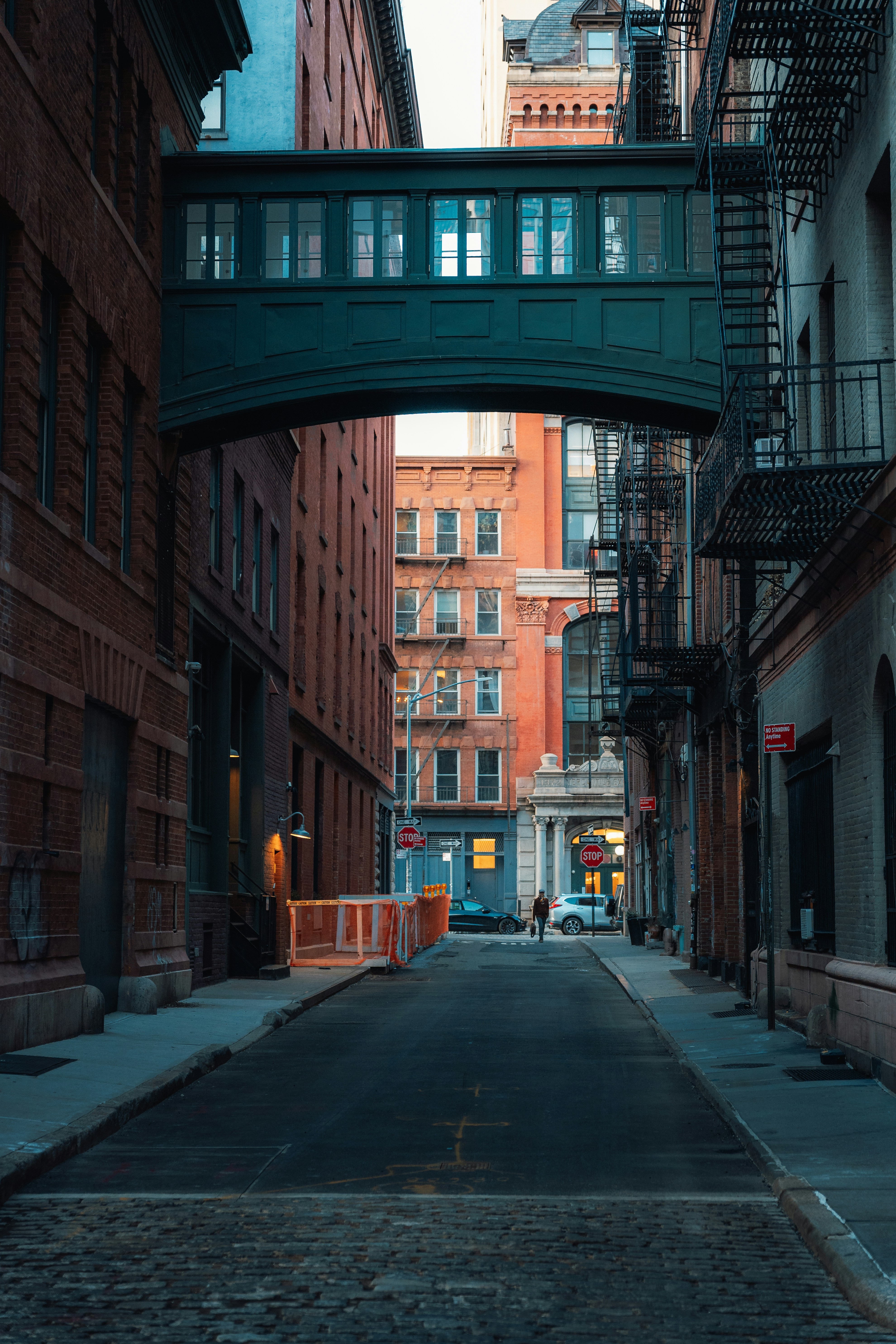 Uma ponte conecta edifícios em uma rua estreita. foto – Imagem grátis ...
