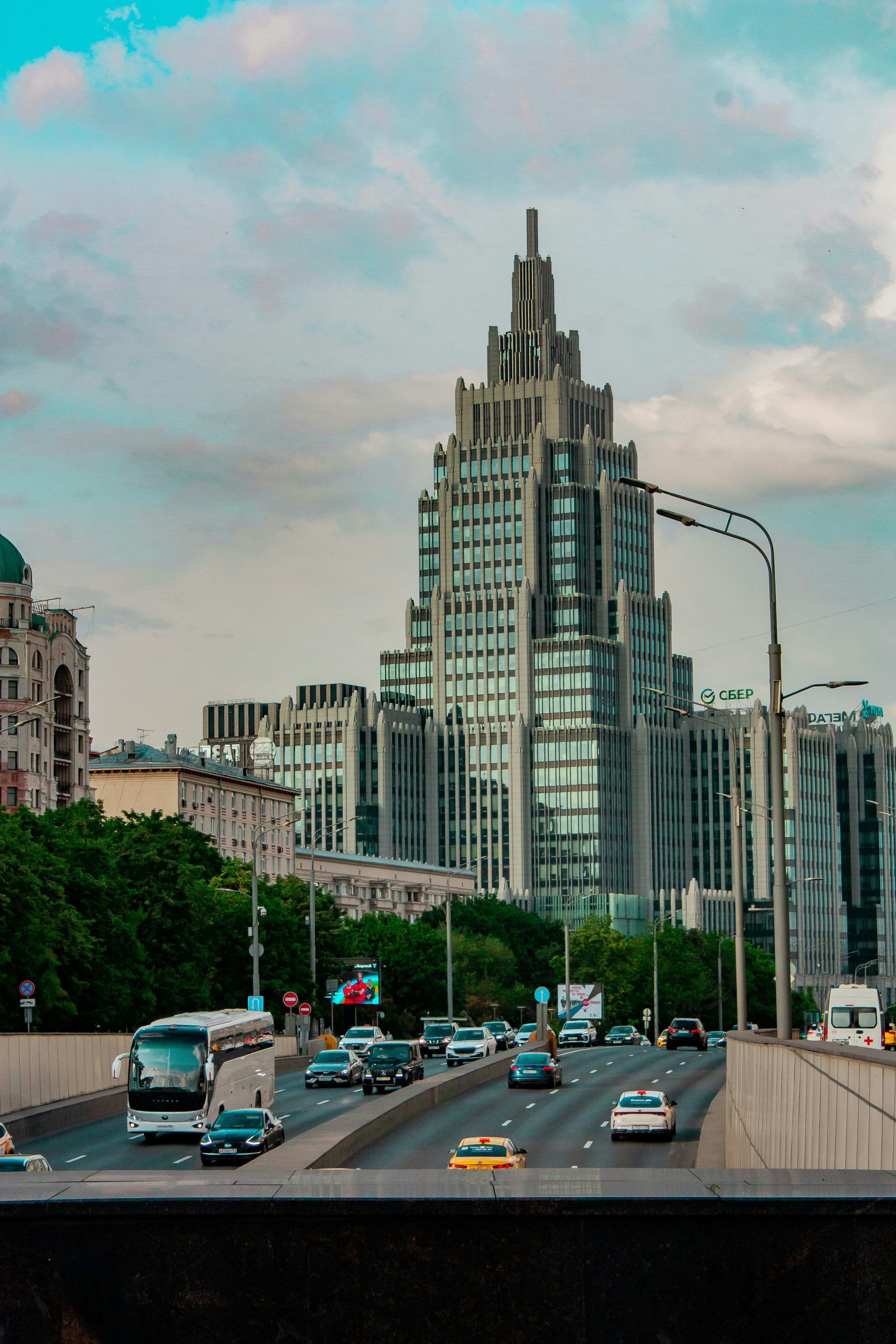 Urban Pinnacle: A Modern Architectural Marvel