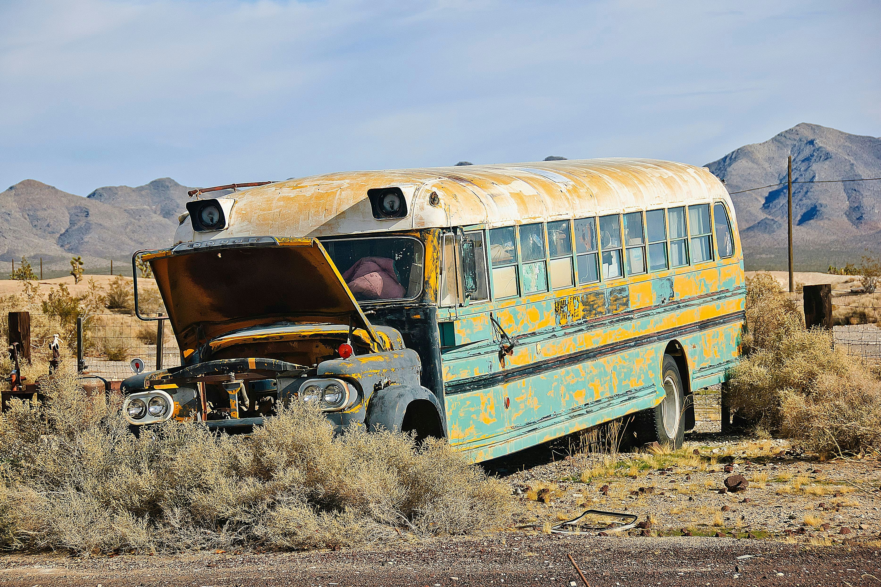 An abandoned bus, left to rust. photo – Free Human Image on Unsplash