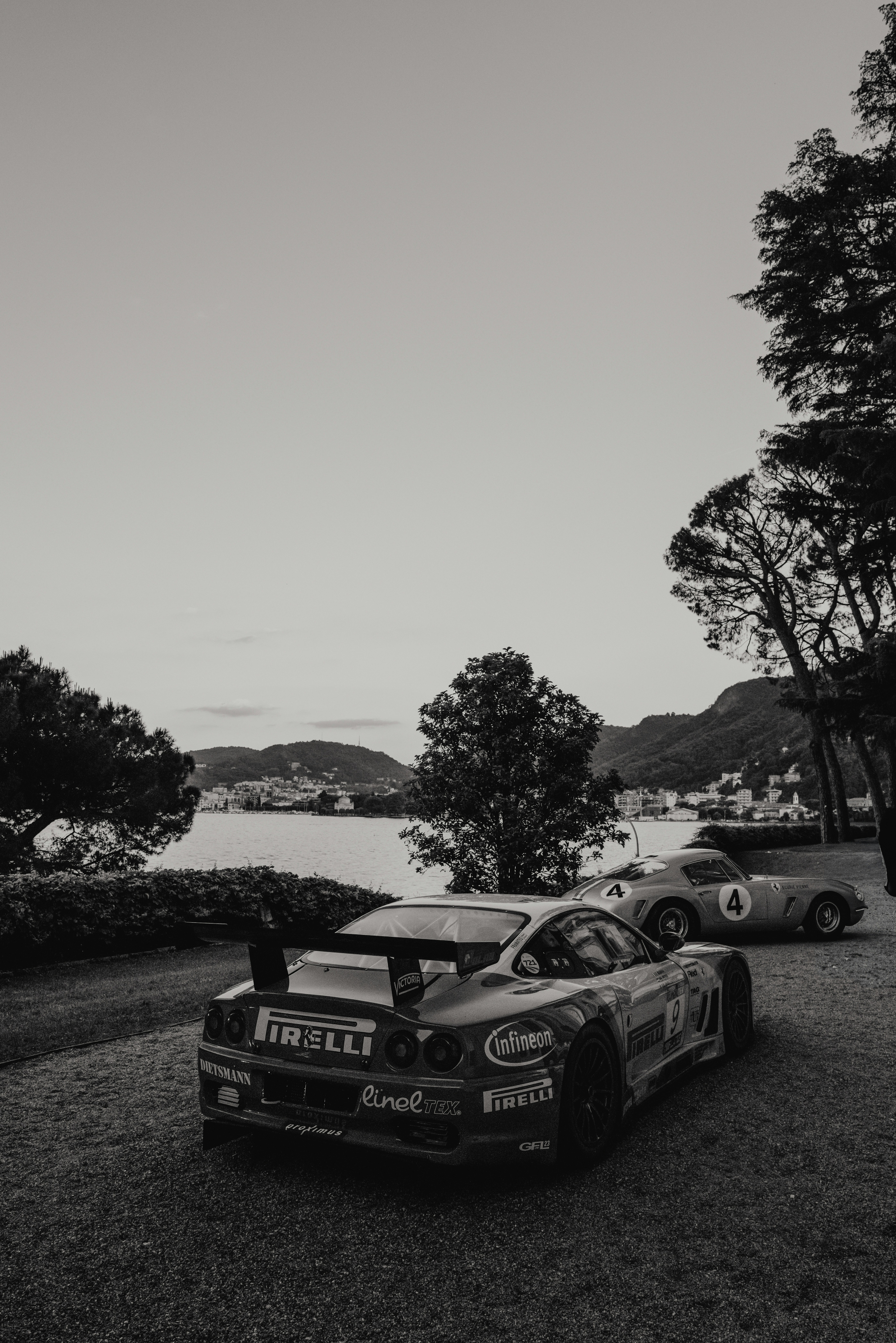 Les voitures de course se trouvent dans un parc au bord de l’eau. photo ...