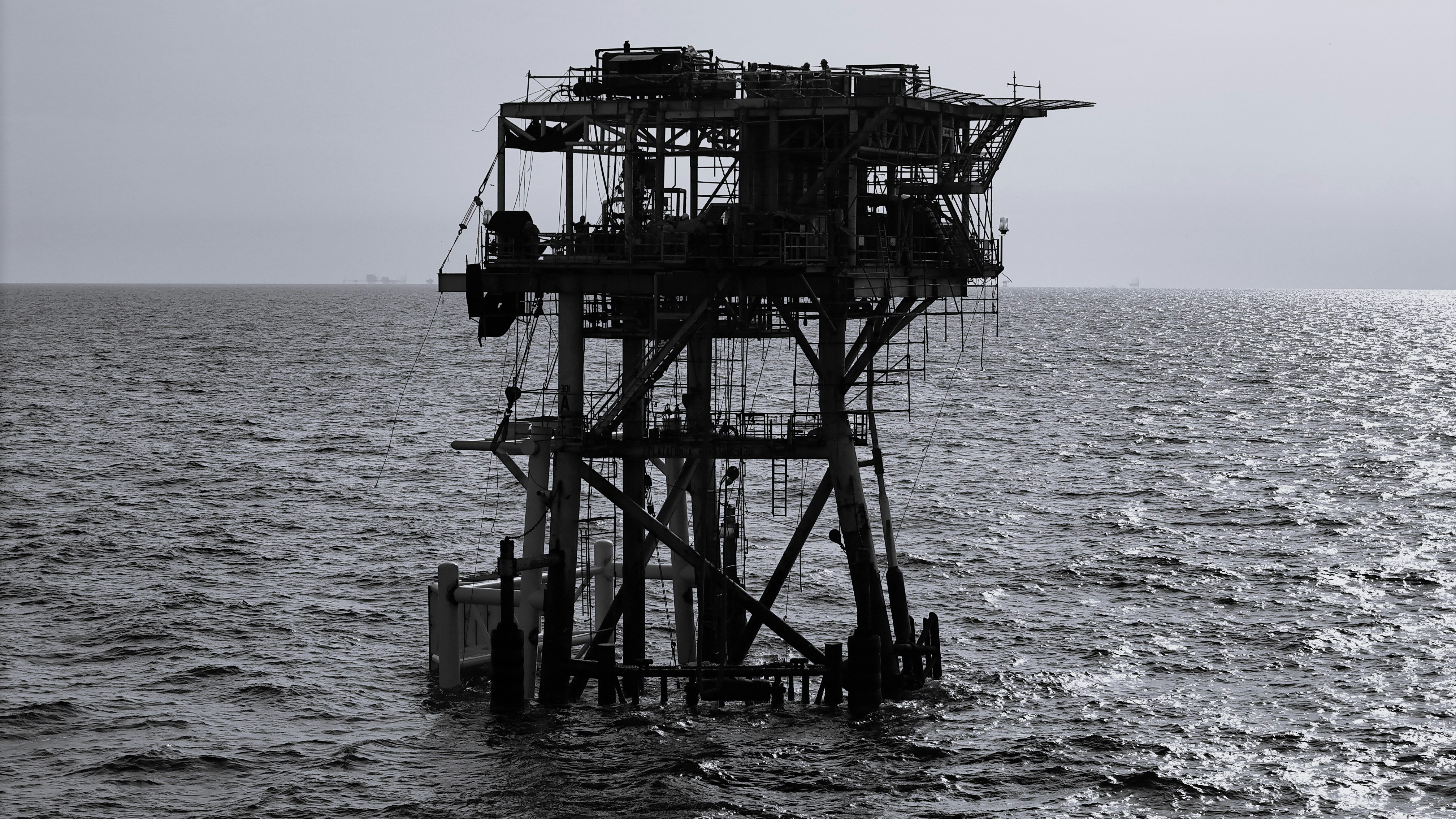 An oil rig stands tall in the vast ocean. photo – Free Mexico Image on ...
