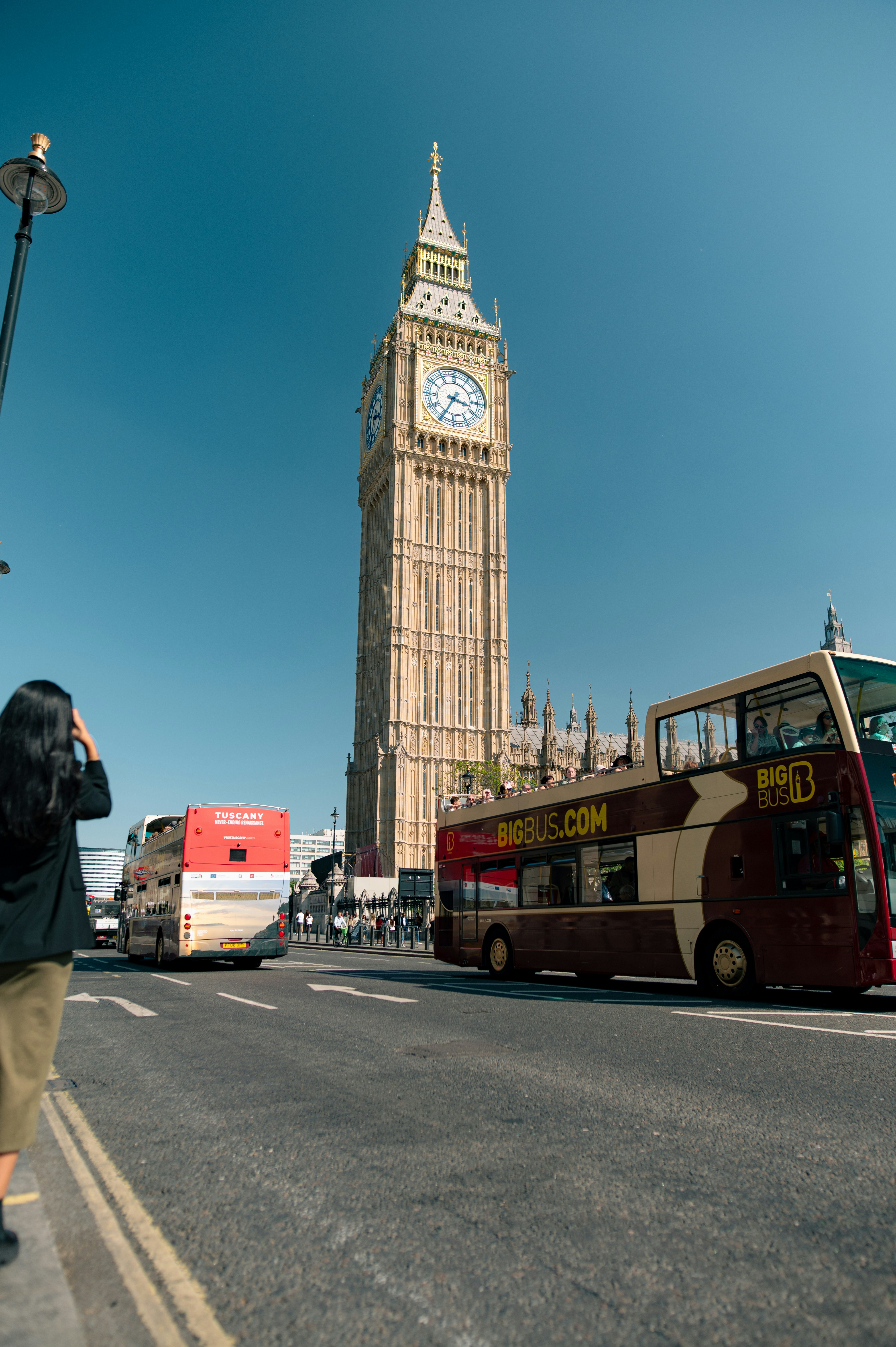 Big ben stands tall over the busy london street. photo – Free Woman ...