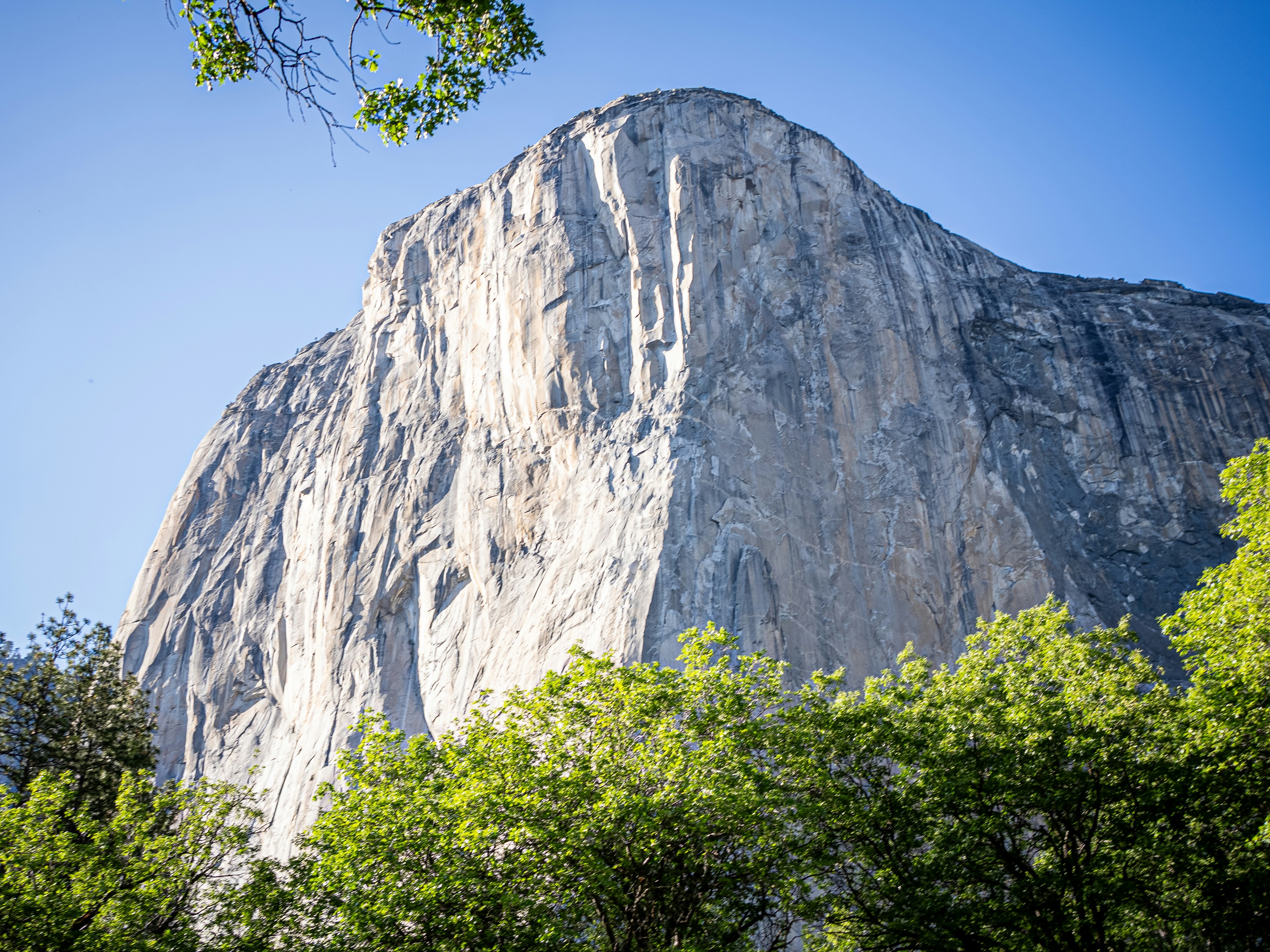 A huge mountain stands tall against the blue sky. photo – Free Scenery ...