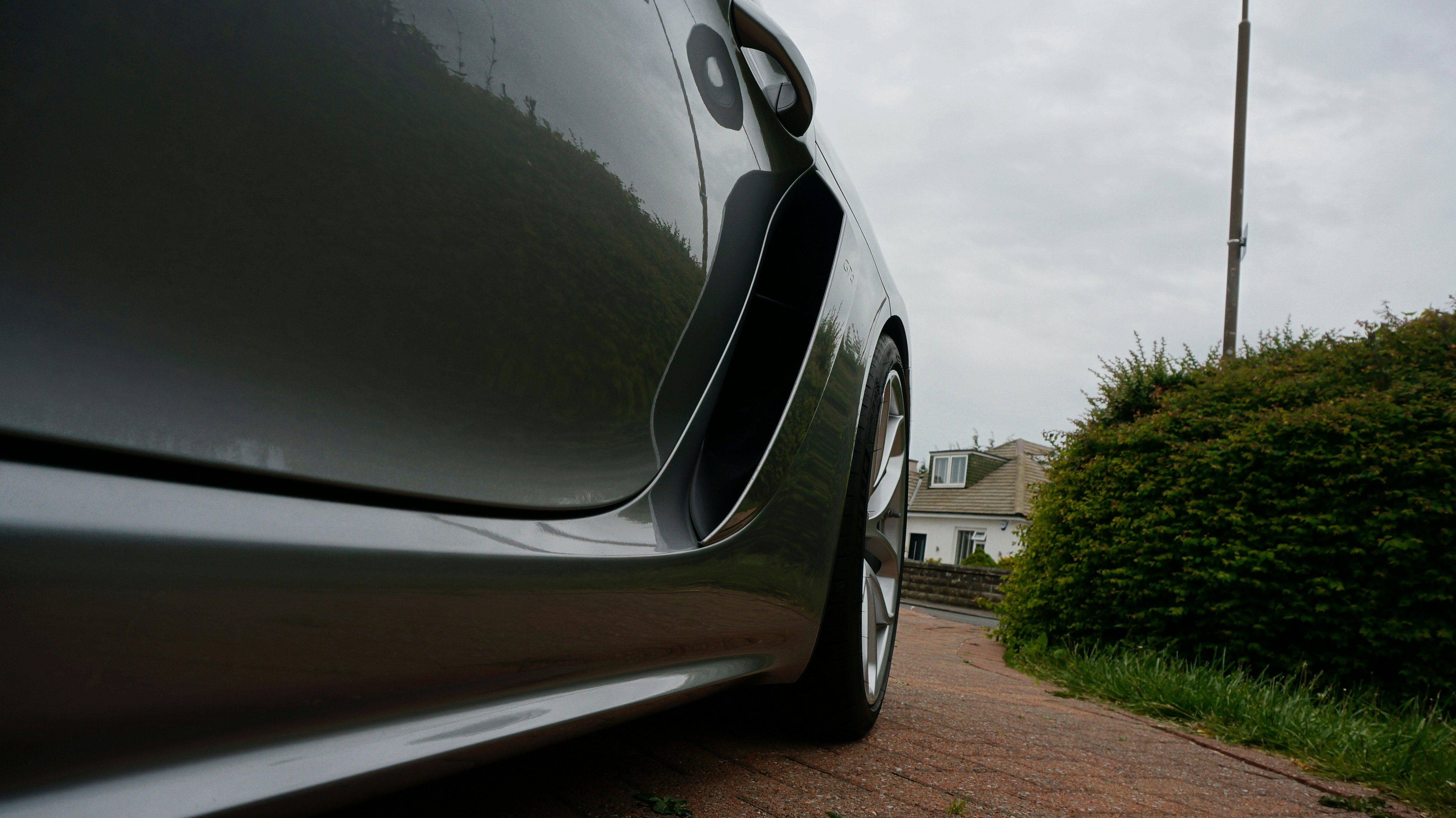 Side view of a shiny silver car. photo – Free Car Image on Unsplash