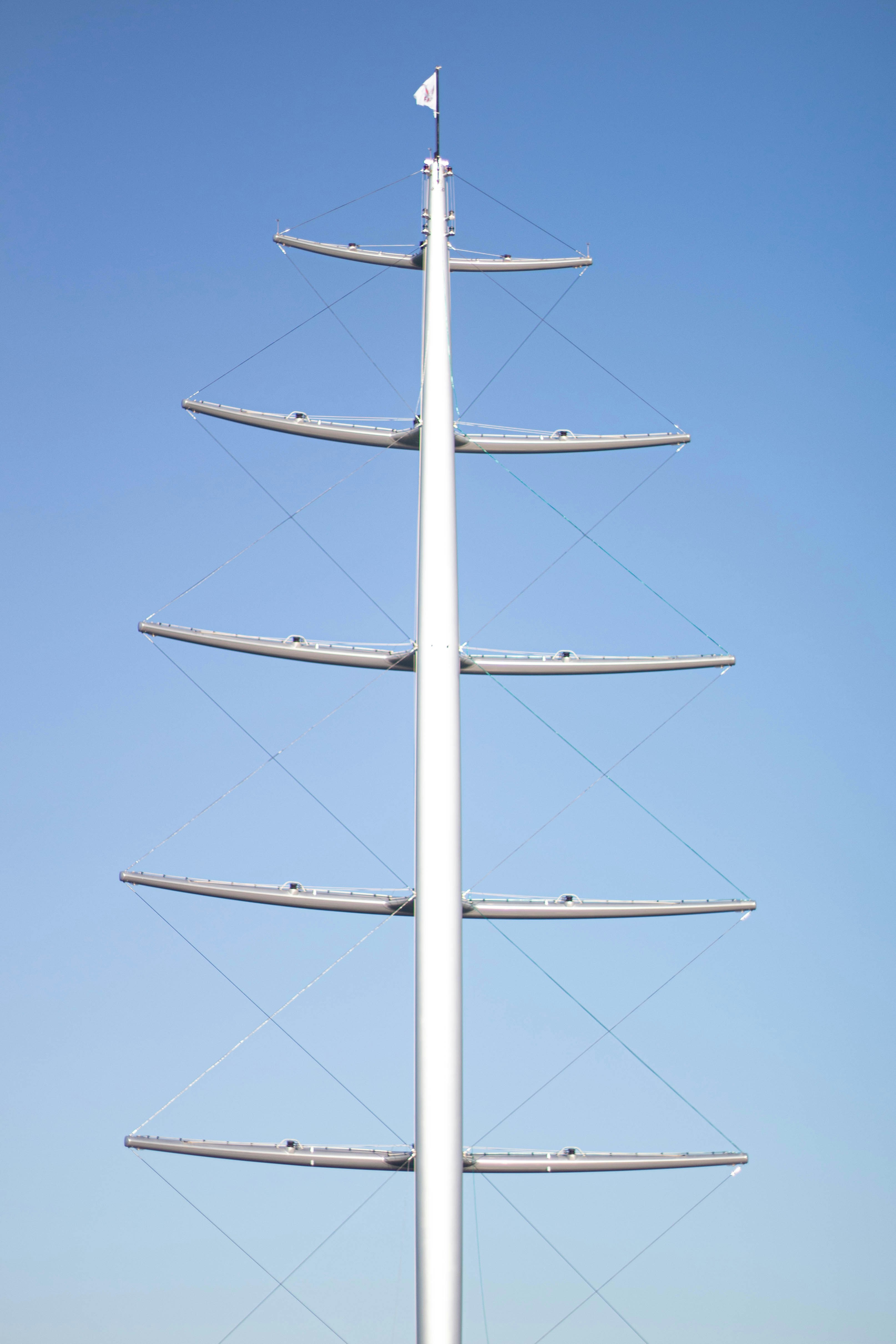 A tall mast with several horizontal spreads.