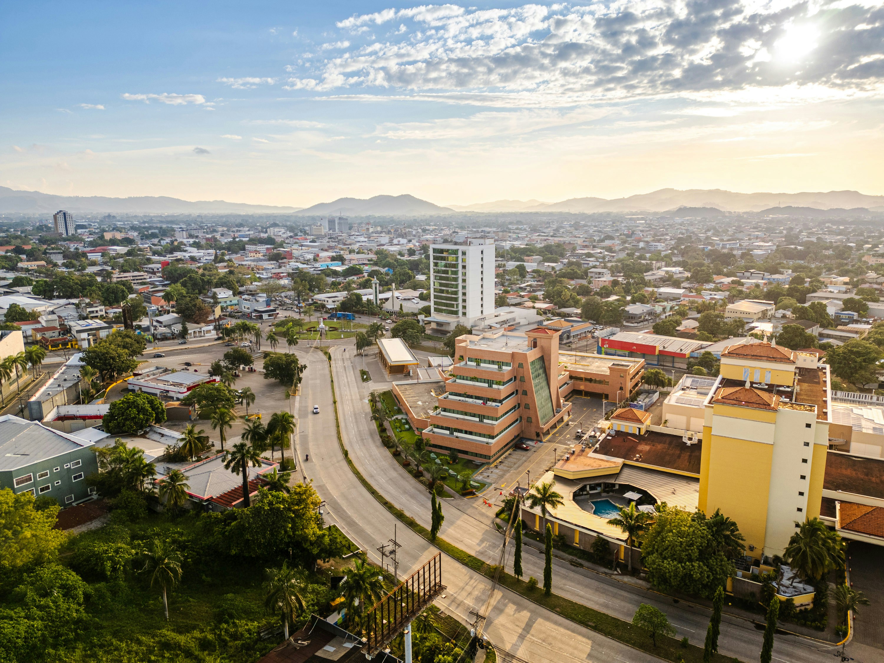 Amanecer en San Pedro Sula, Monumento a la madre. Ayudo a marcas, empresas y creativos a contar sus historias visuales con fotografía profesional en Honduras. Visita mi portafolio en www.concepto1719.com Disponible para proyectos editoriales, comerciales y colaborativos. | An aerial view of a vibrant city.