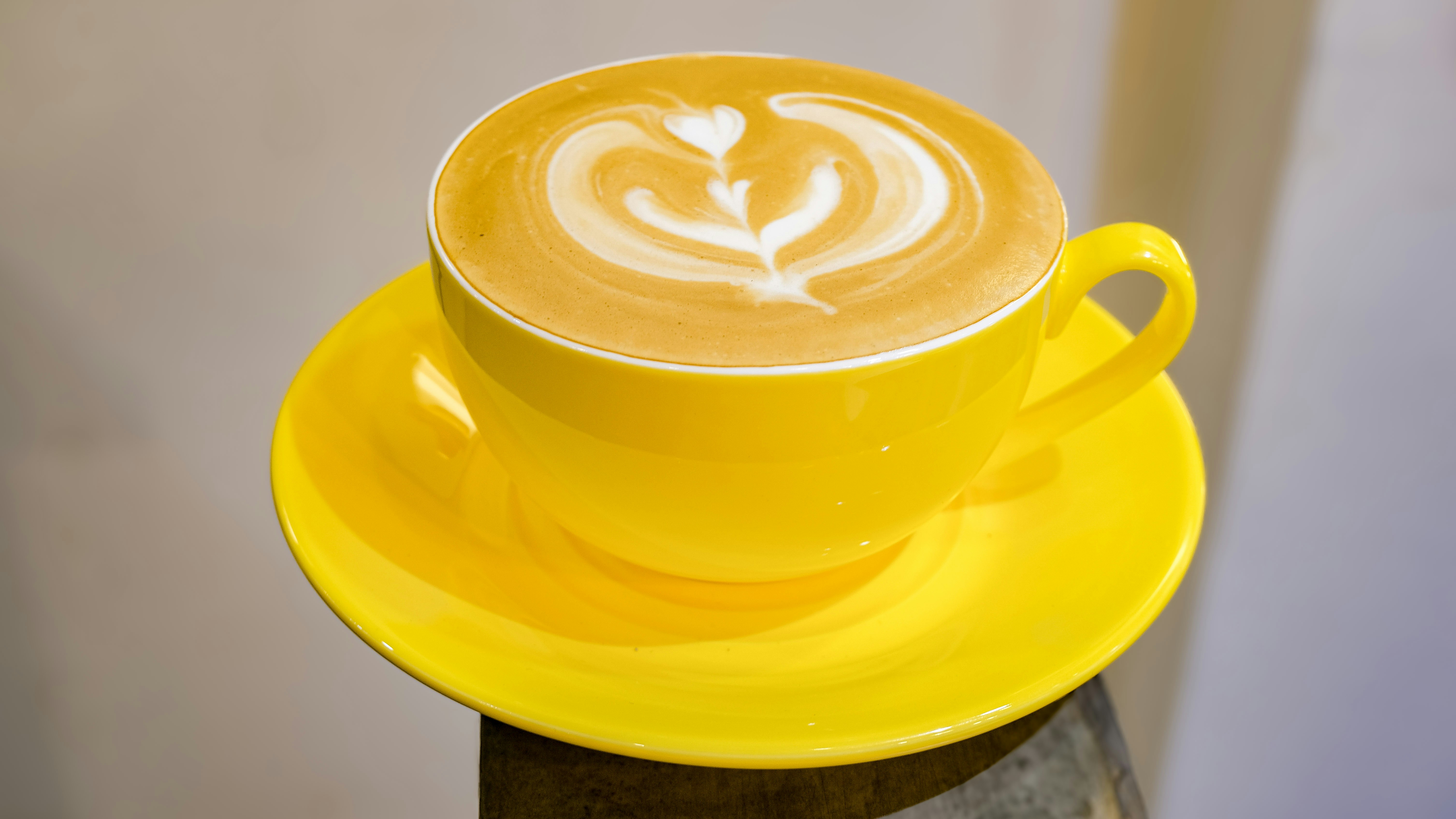 A yellow latte with latte art. photo – Free Coffee Image on Unsplash