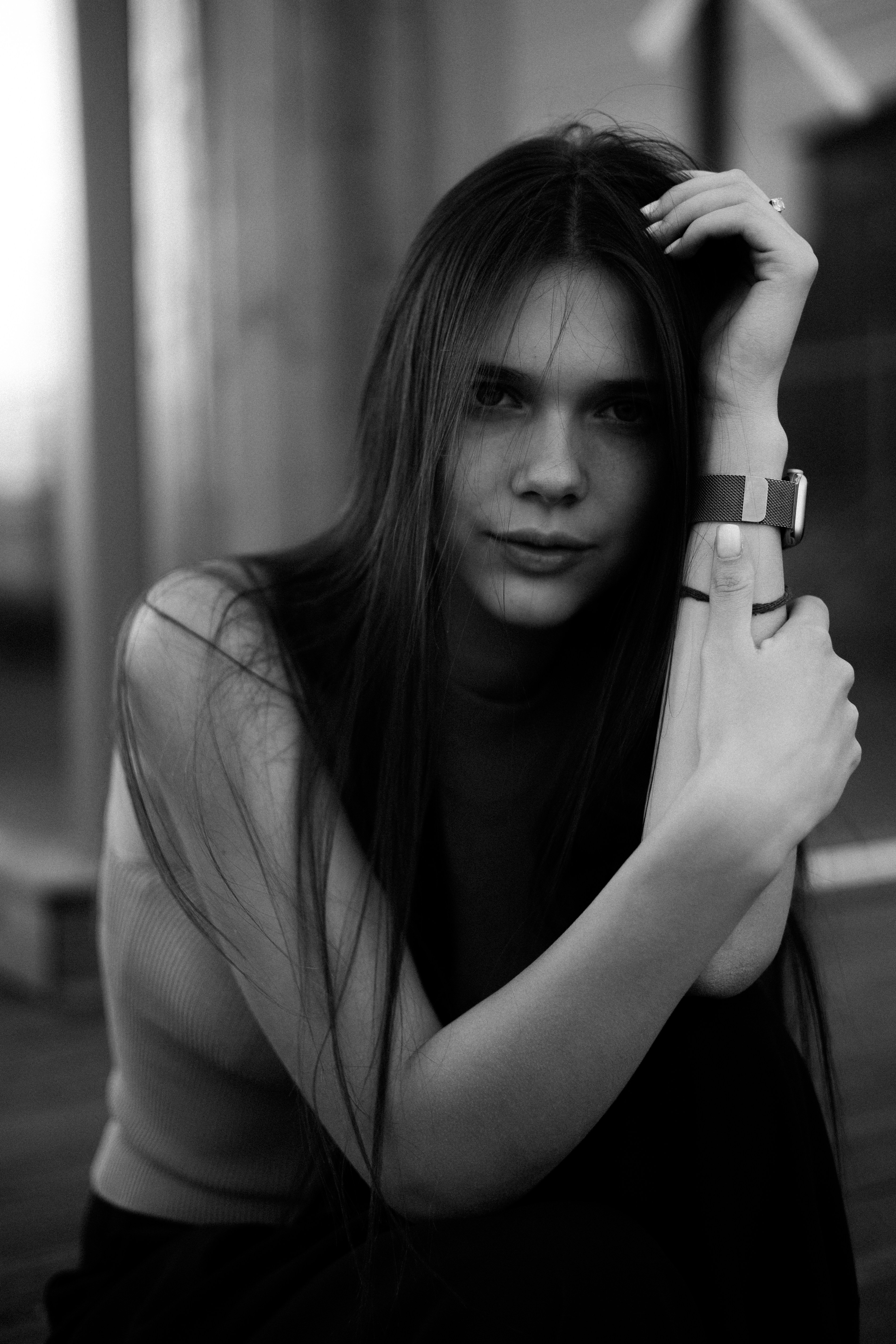 A young woman gazes directly at the camera. photo – Free Woman Image on Unsplash