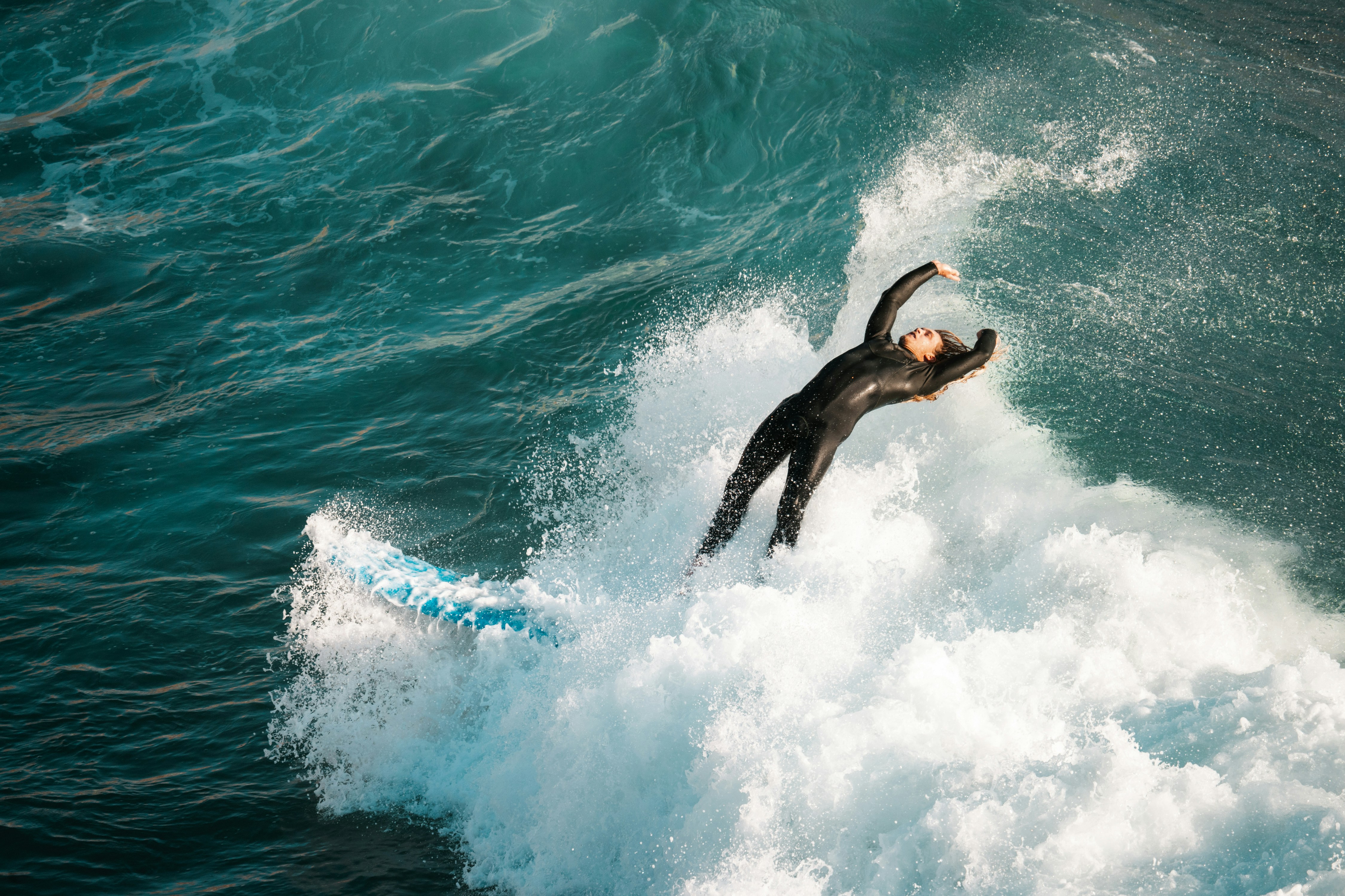 Surfer gets thrown by a crashing wave. photo – Free Sea Image on Unsplash