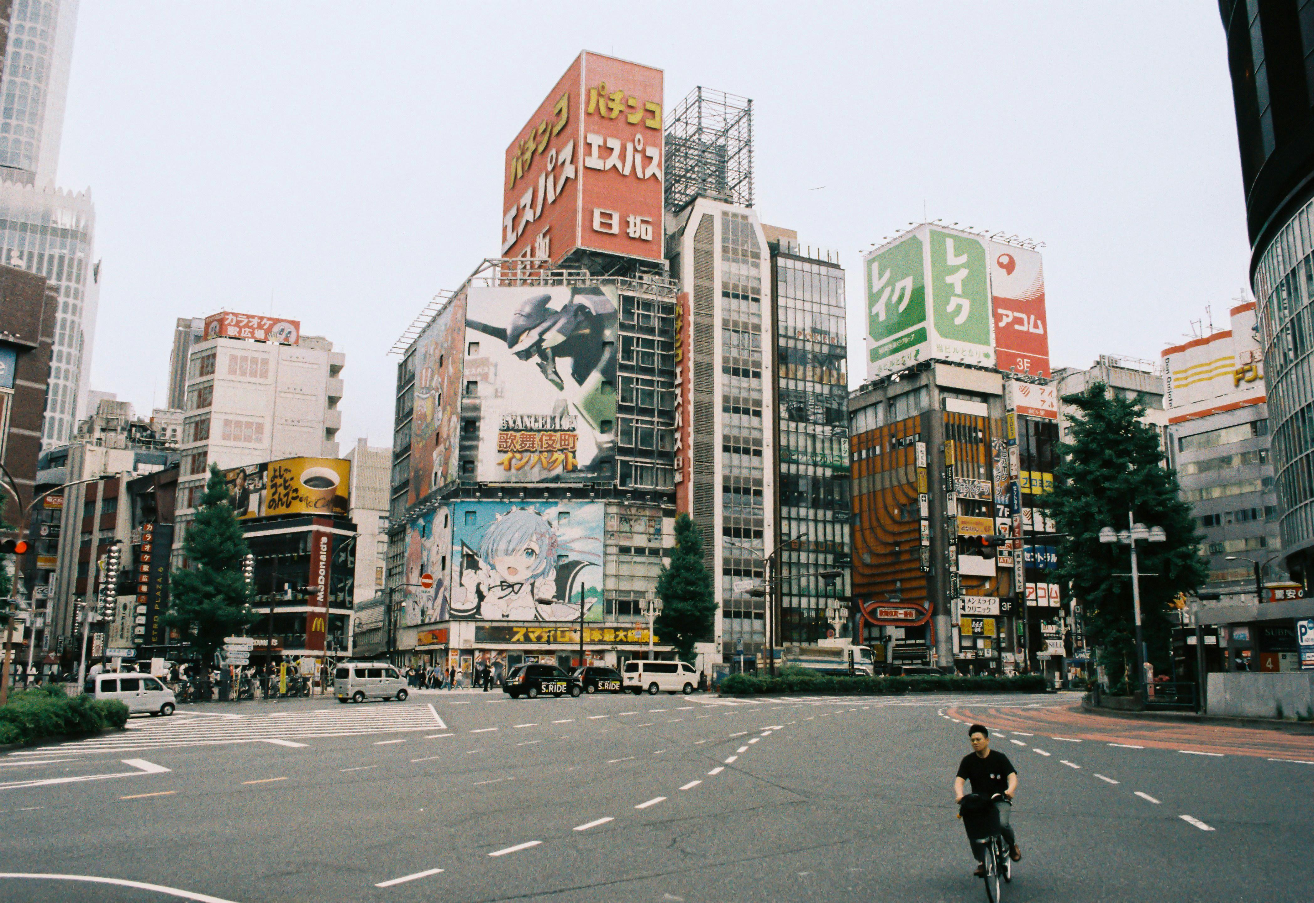 Busy city intersection with large commercial buildings. photo – Free ...