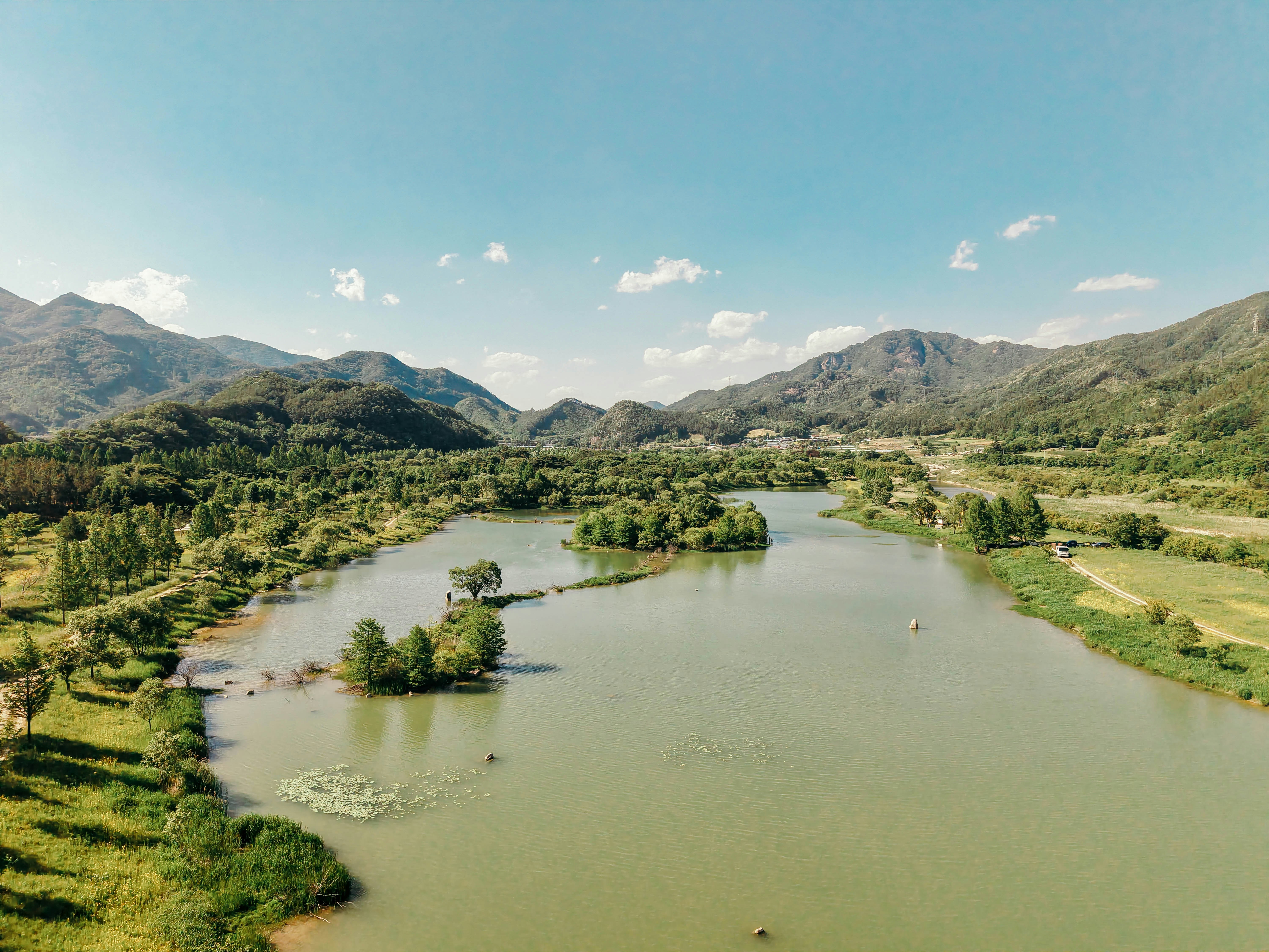 A beautiful lake surrounded by mountains. photo – Free River Image on ...