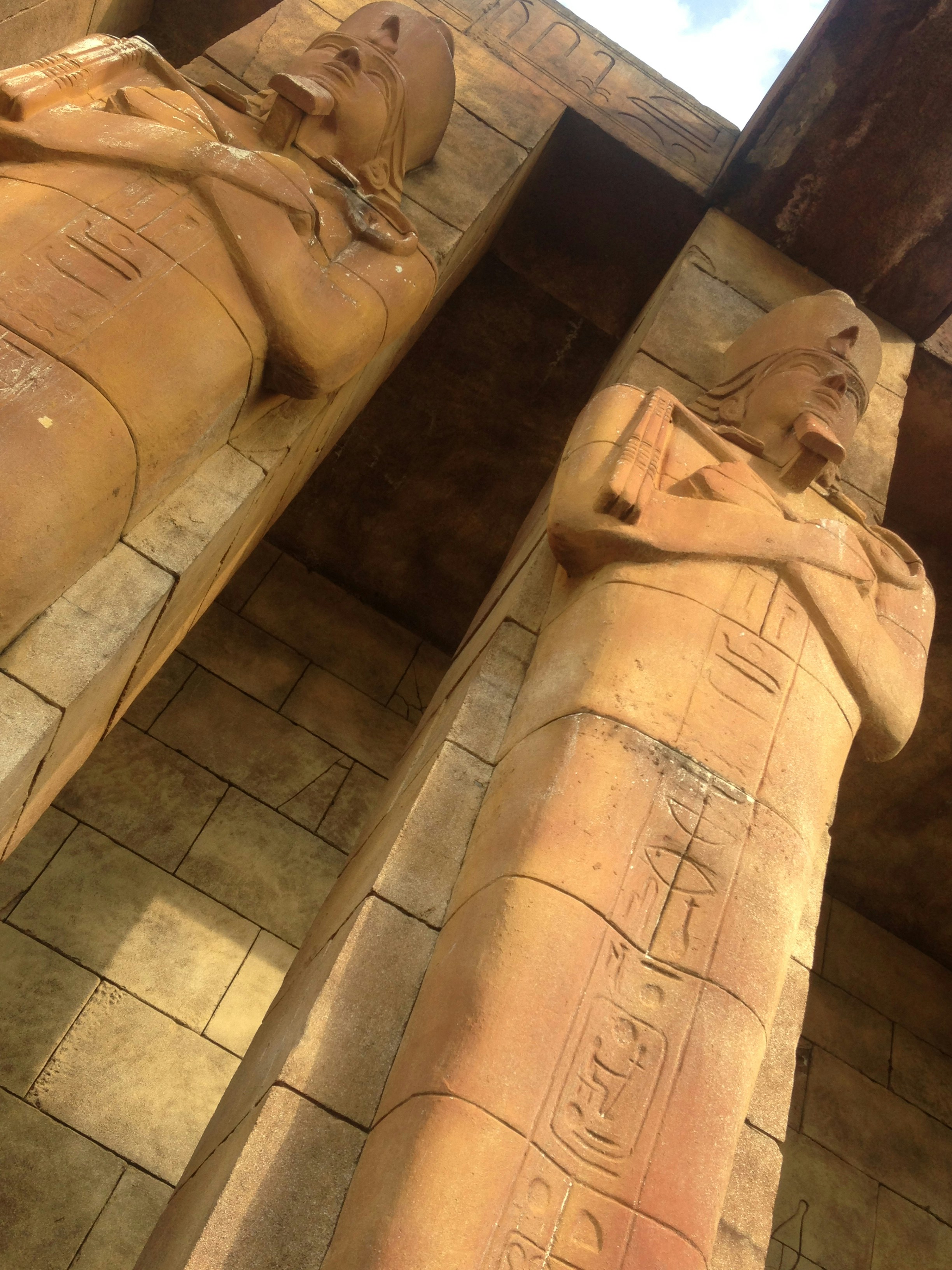 Hopi Hari | Egyptian-style statues adorn a structure.