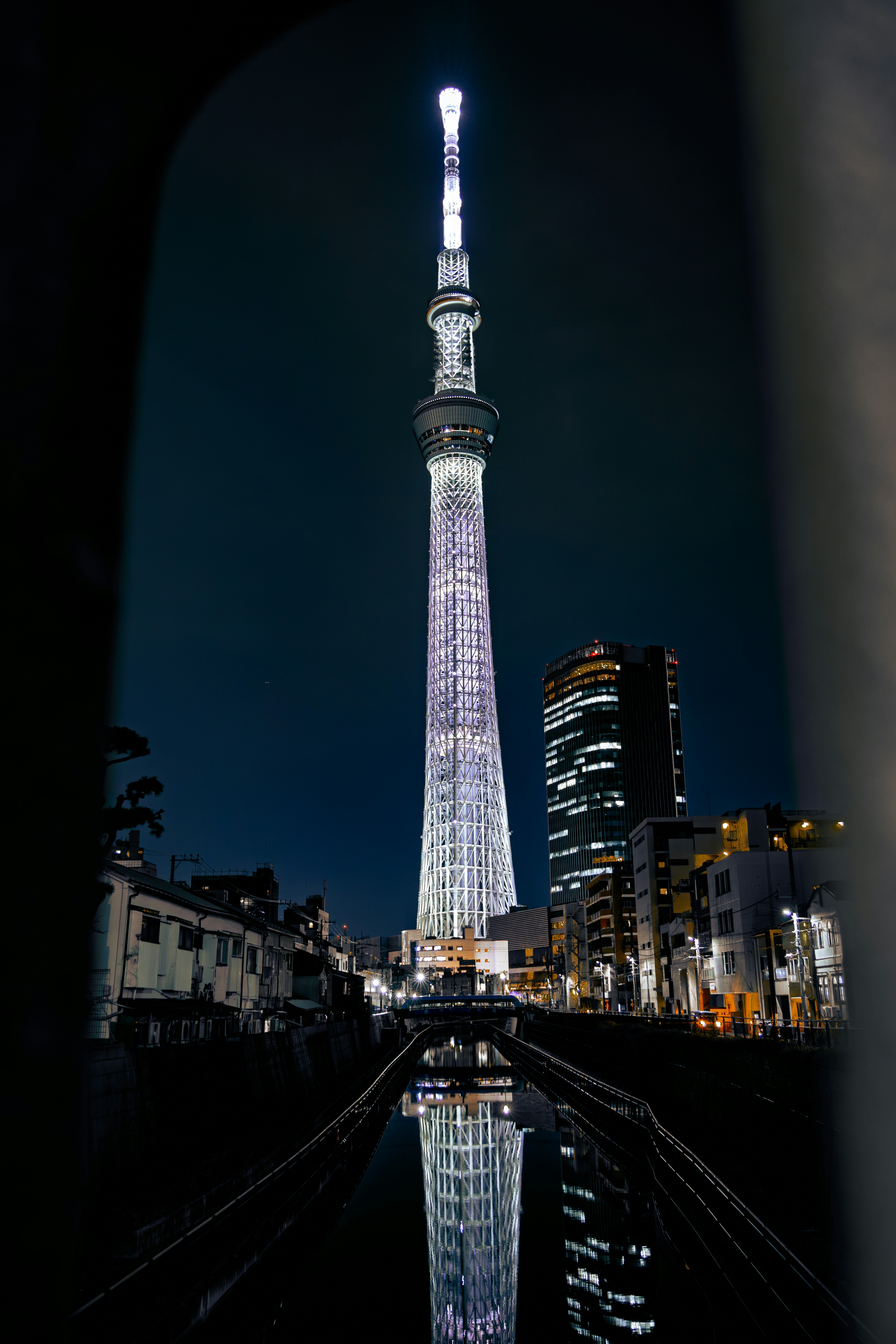 Tokyo skytree illuminated at night, reflecting in water. photo – Free Building Image on Unsplash