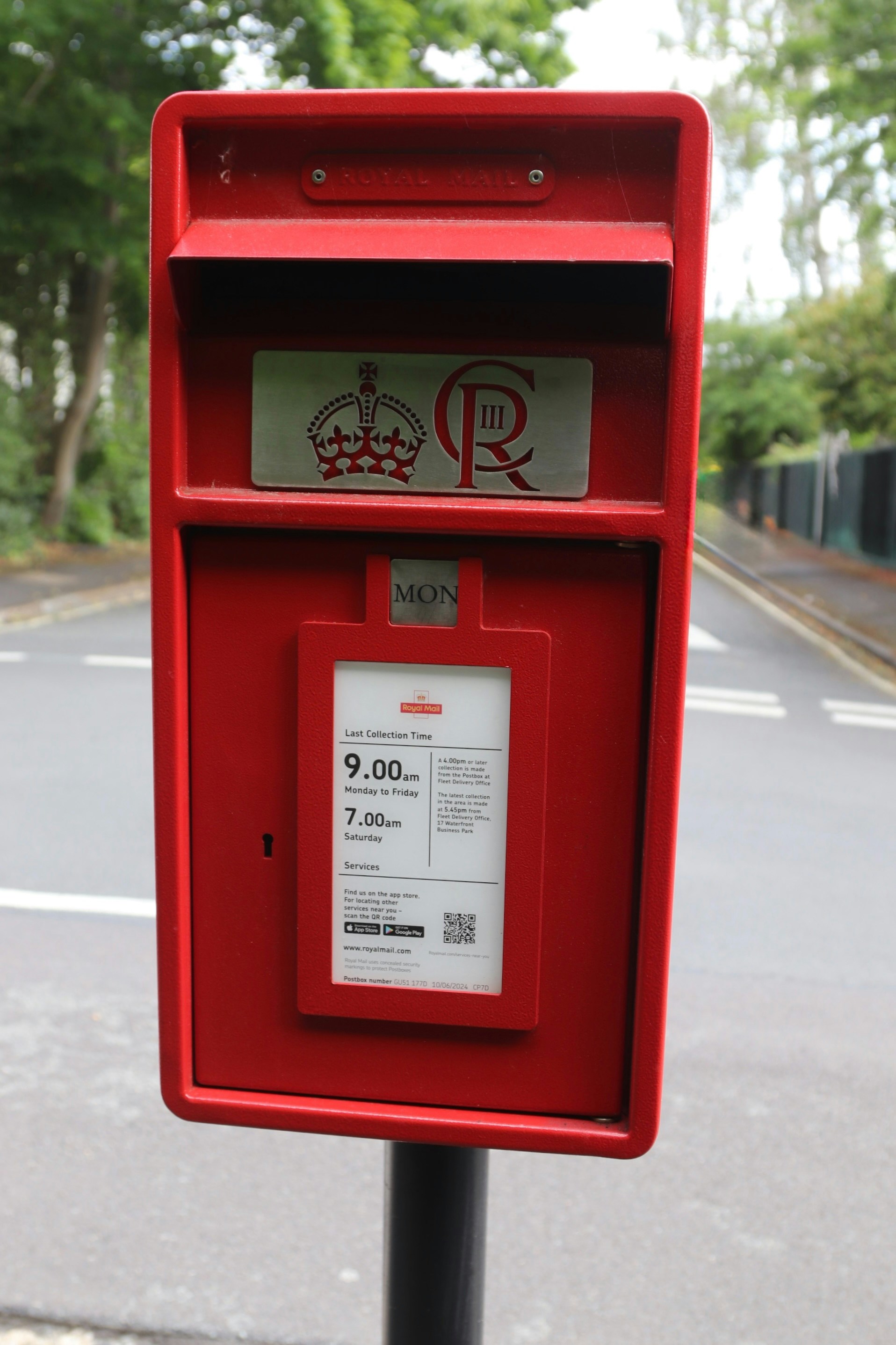 A red british post box sits on the street. photo – Free Image on Unsplash