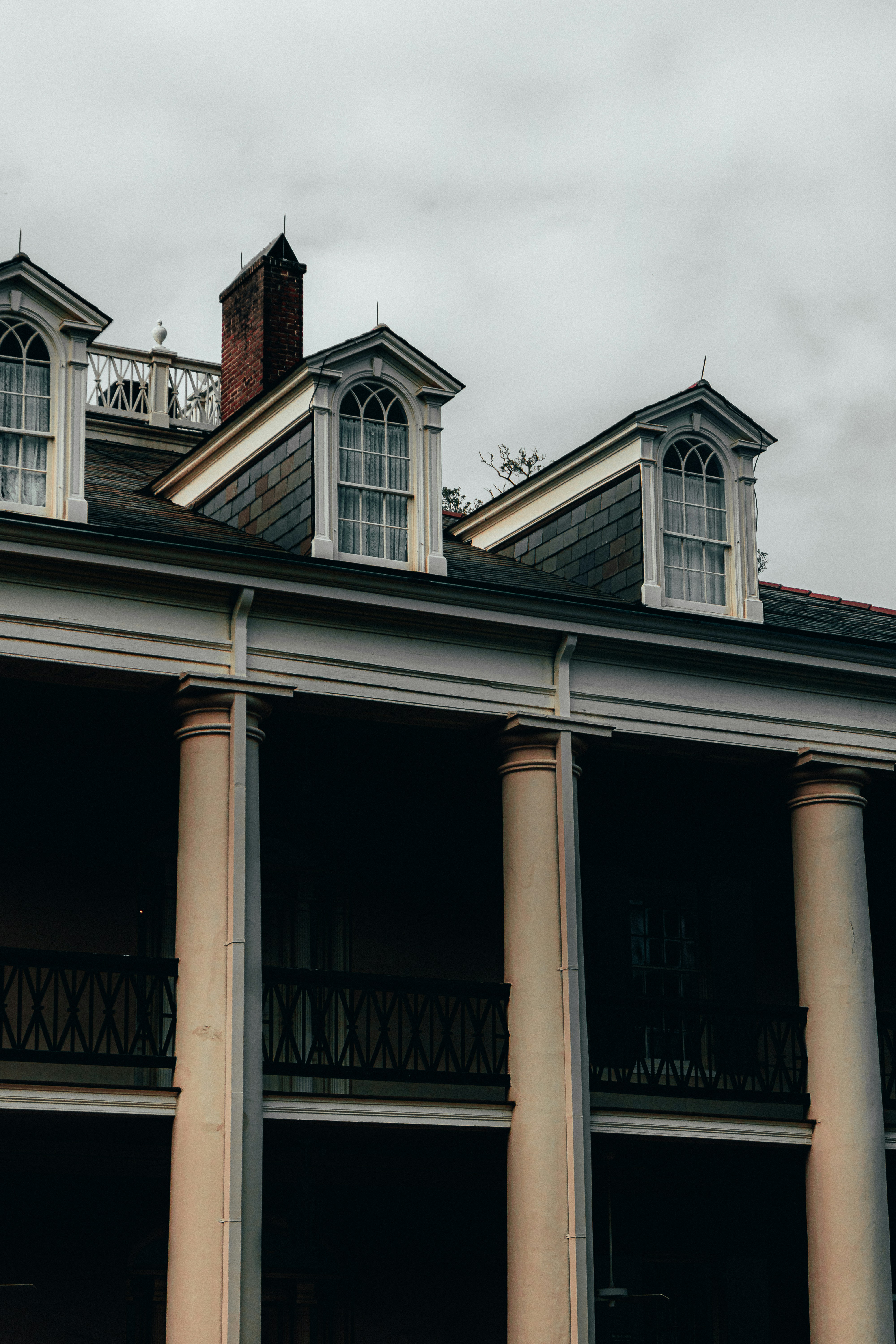 A classic building's roof and pillars are visible. photo – Free ...