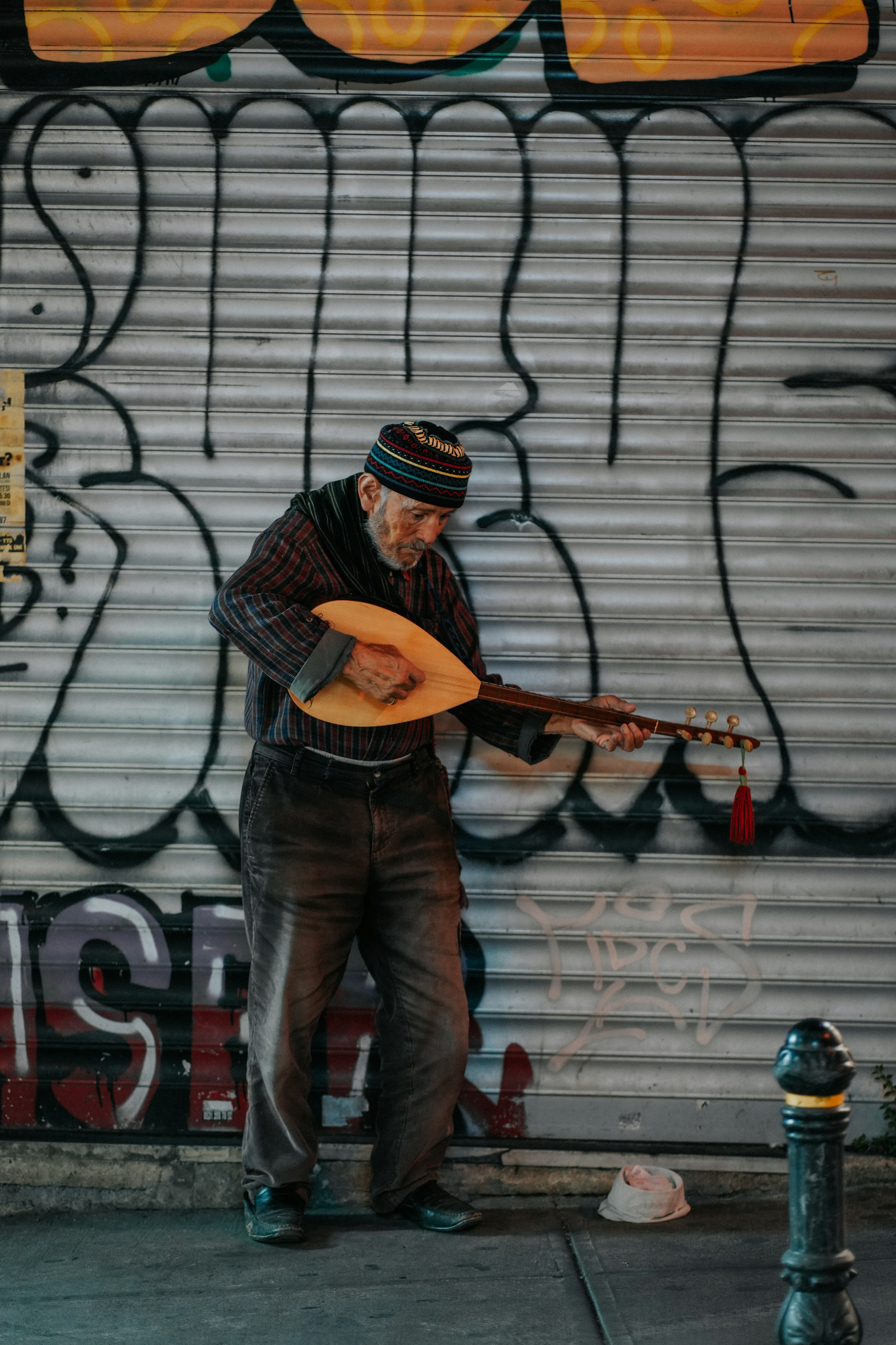 Old man in Instabul | An elderly musician plays his instrument.