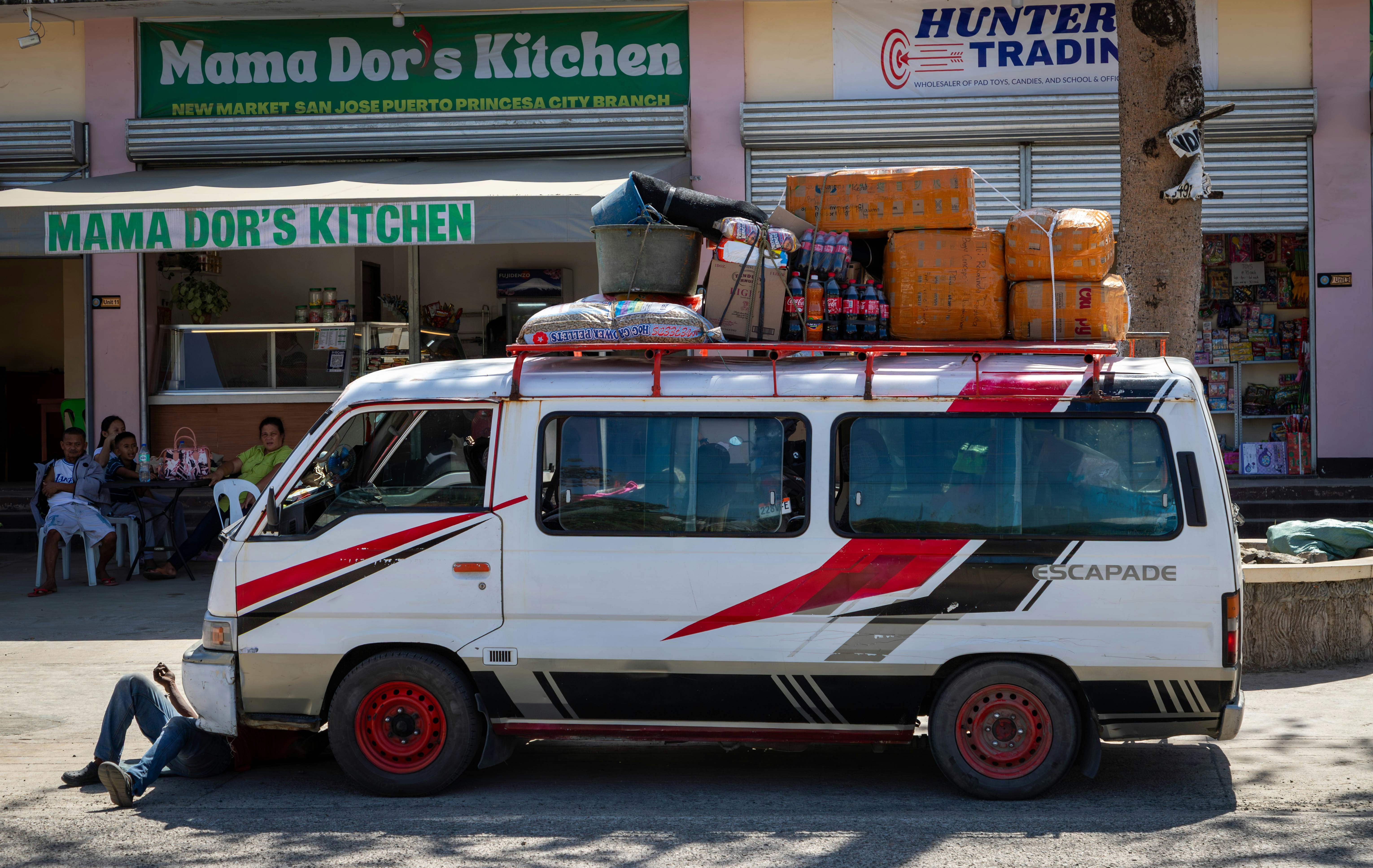 A loaded van parked outside a kitchen. photo – Free Car Image on Unsplash