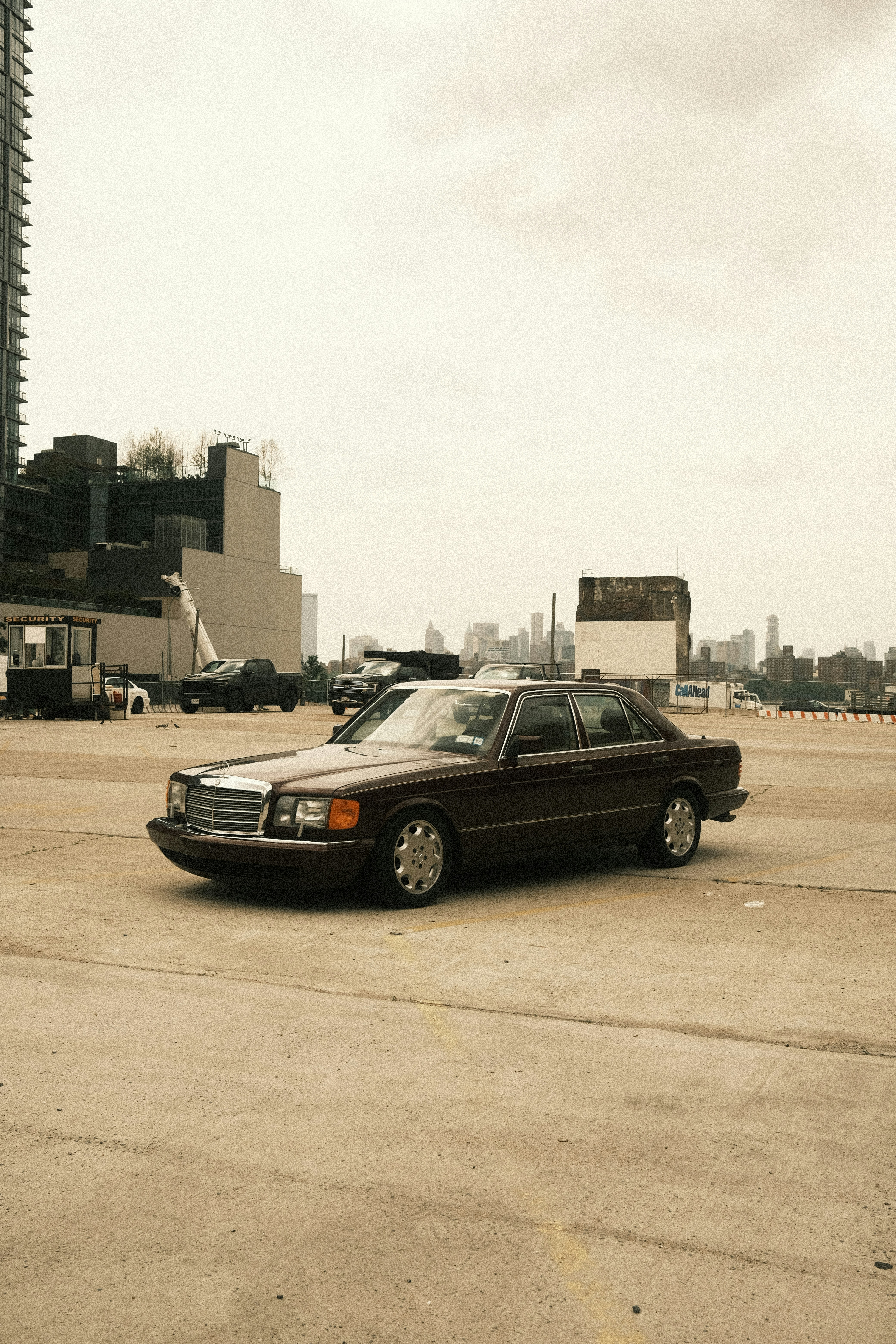 Classic mercedes-benz car parked in an urban setting. photo – Free Car ...