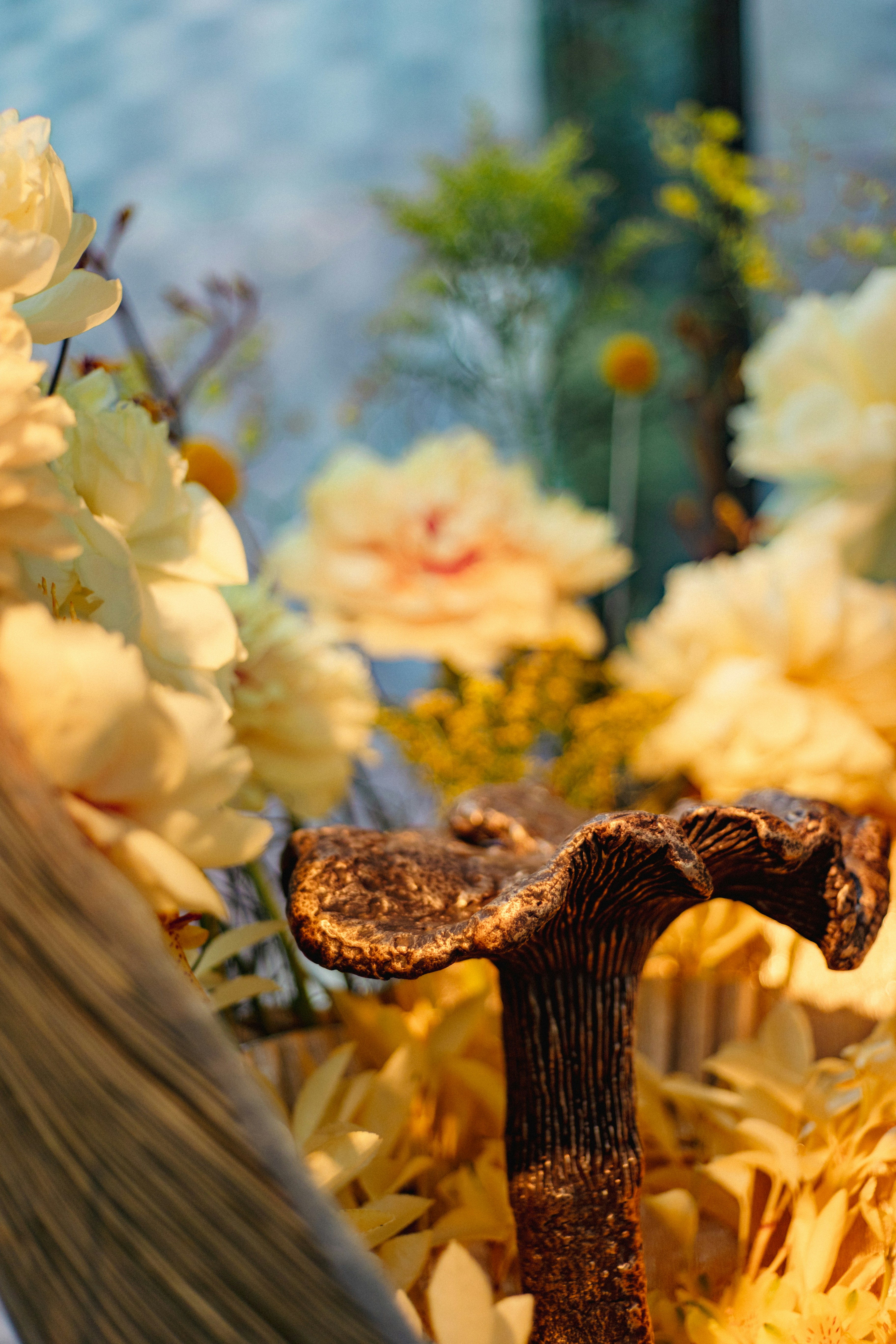 Mushroom centerpiece amid soft peach and gold blooms