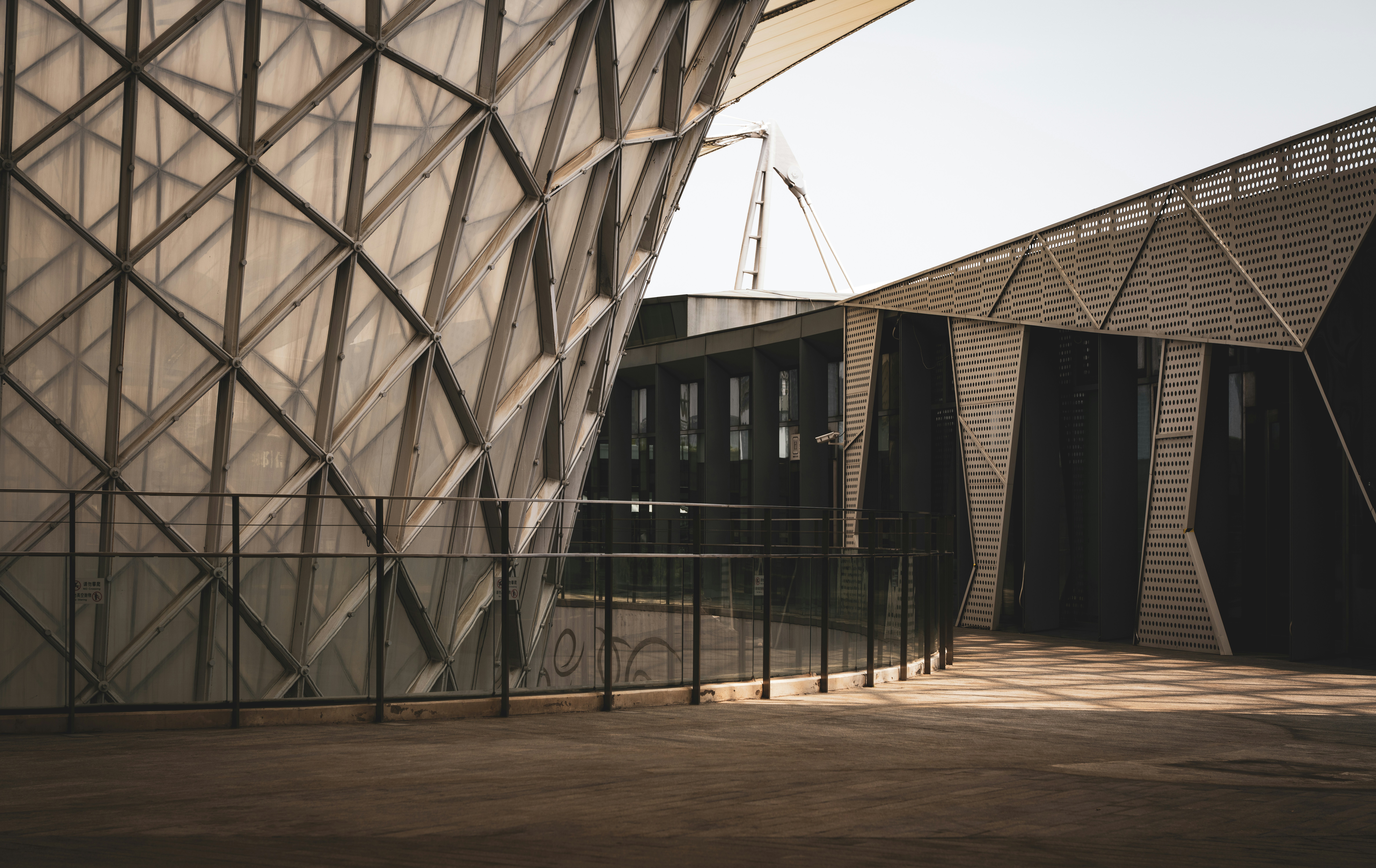 Geometric Facades at the Edge of Light