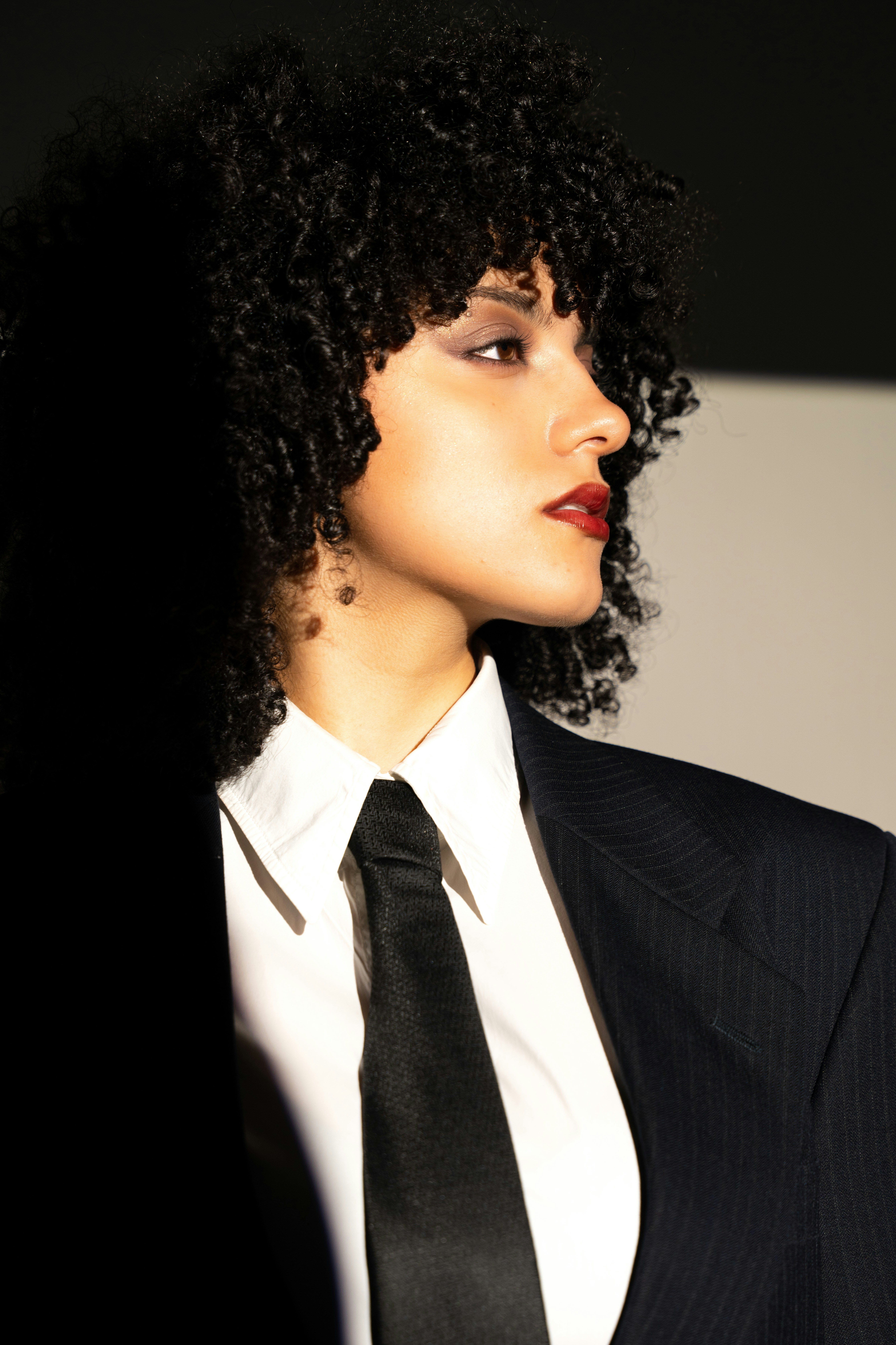 Woman in suit posing for a portrait. photo – Free Female model Image on ...
