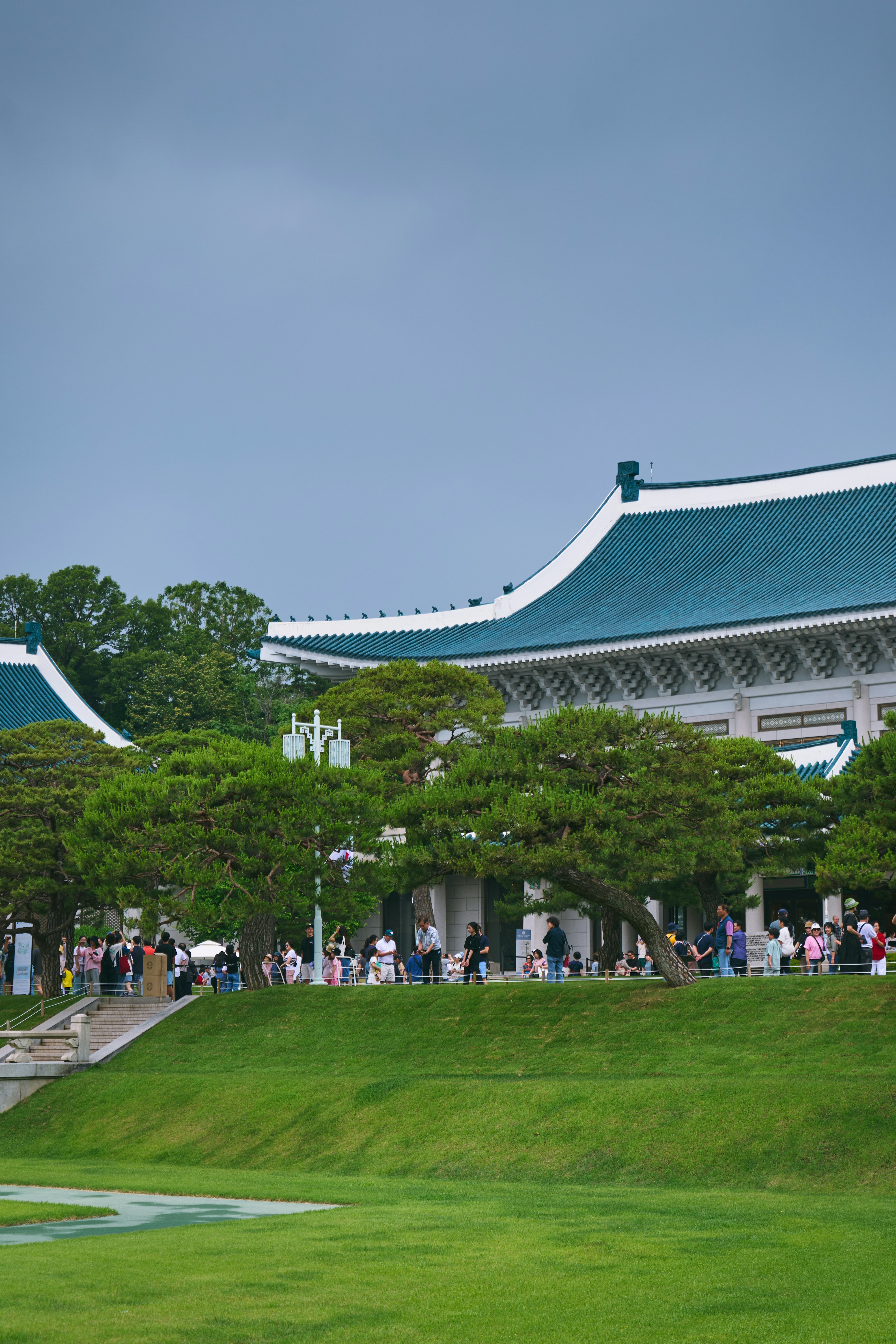 Harmony of Tradition and Modernity in Urban Greenery