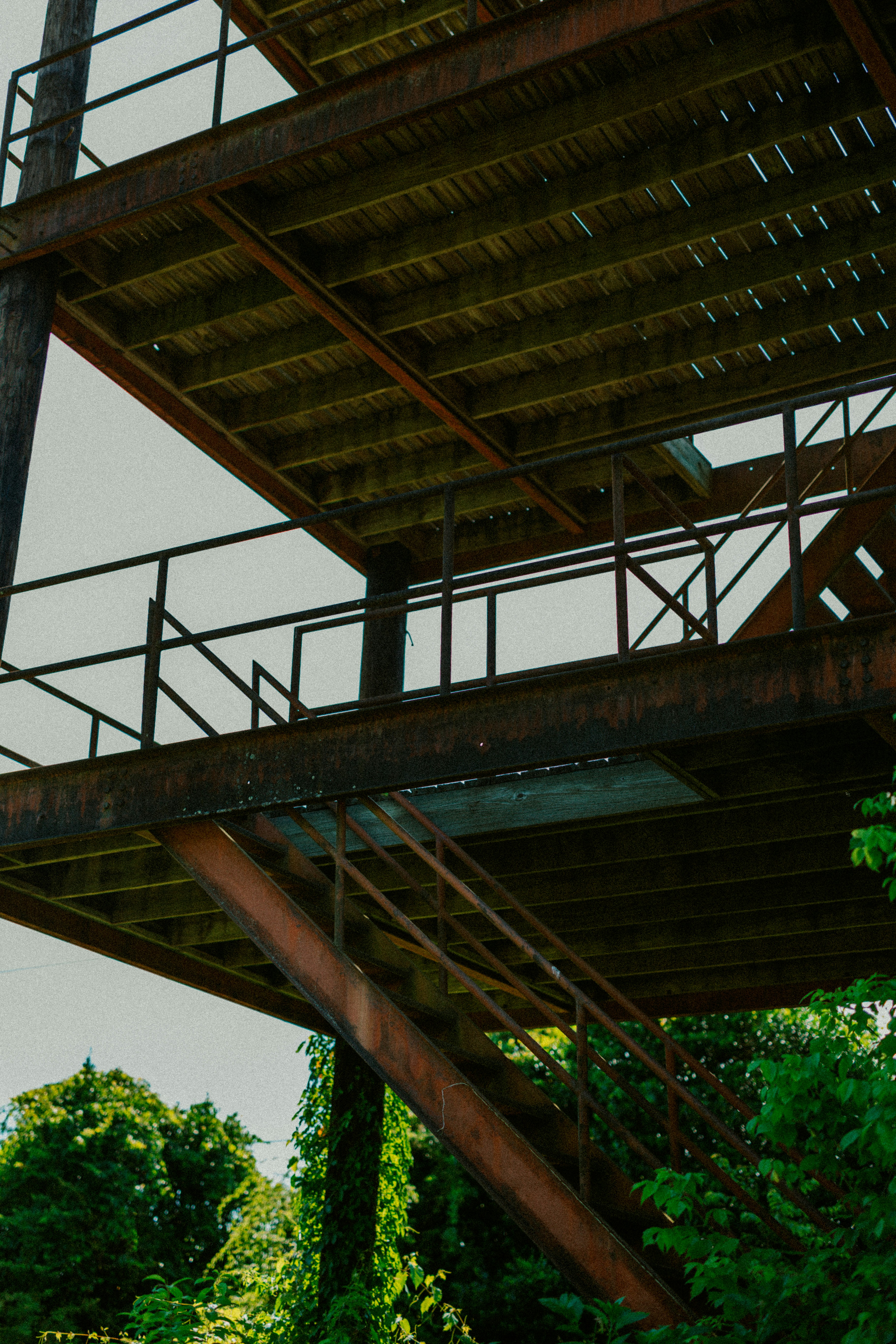 A rusty metal structure and staircase. photo – Free Image on Unsplash