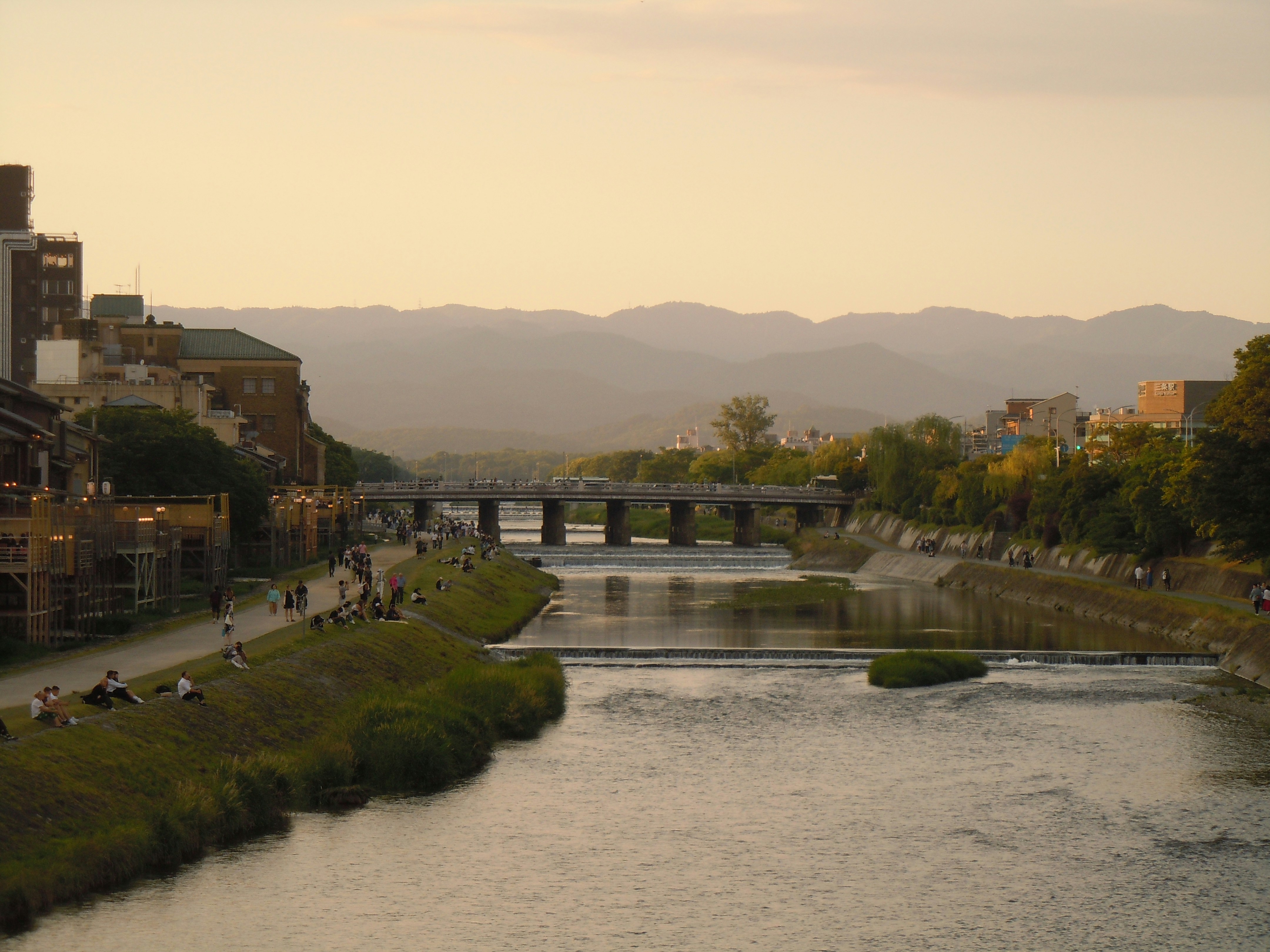 A river flows through a scenic city landscape. photo – Free City Image ...
