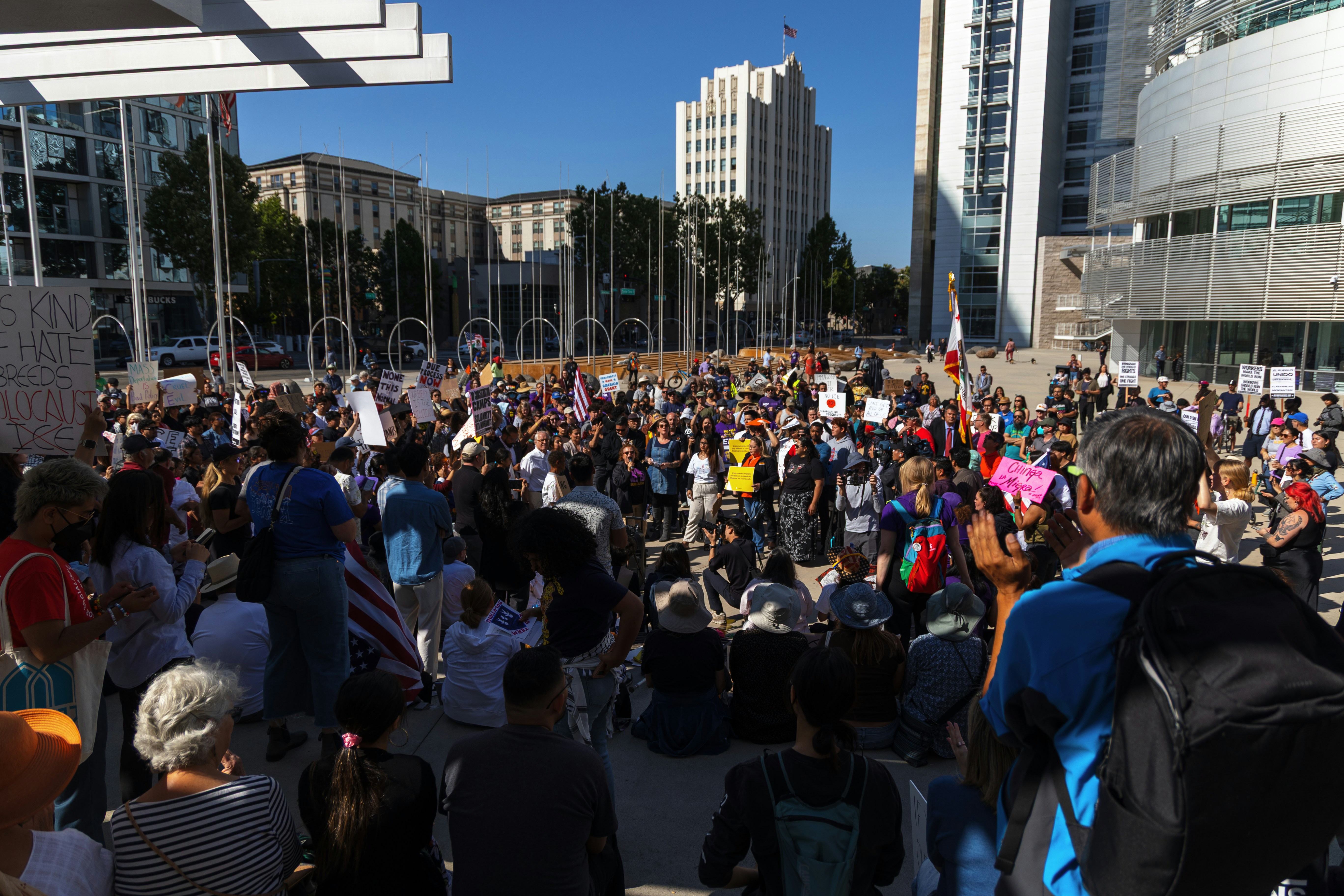 La gente protesta frente a un edificio gubernamental. foto – Imagen de ...