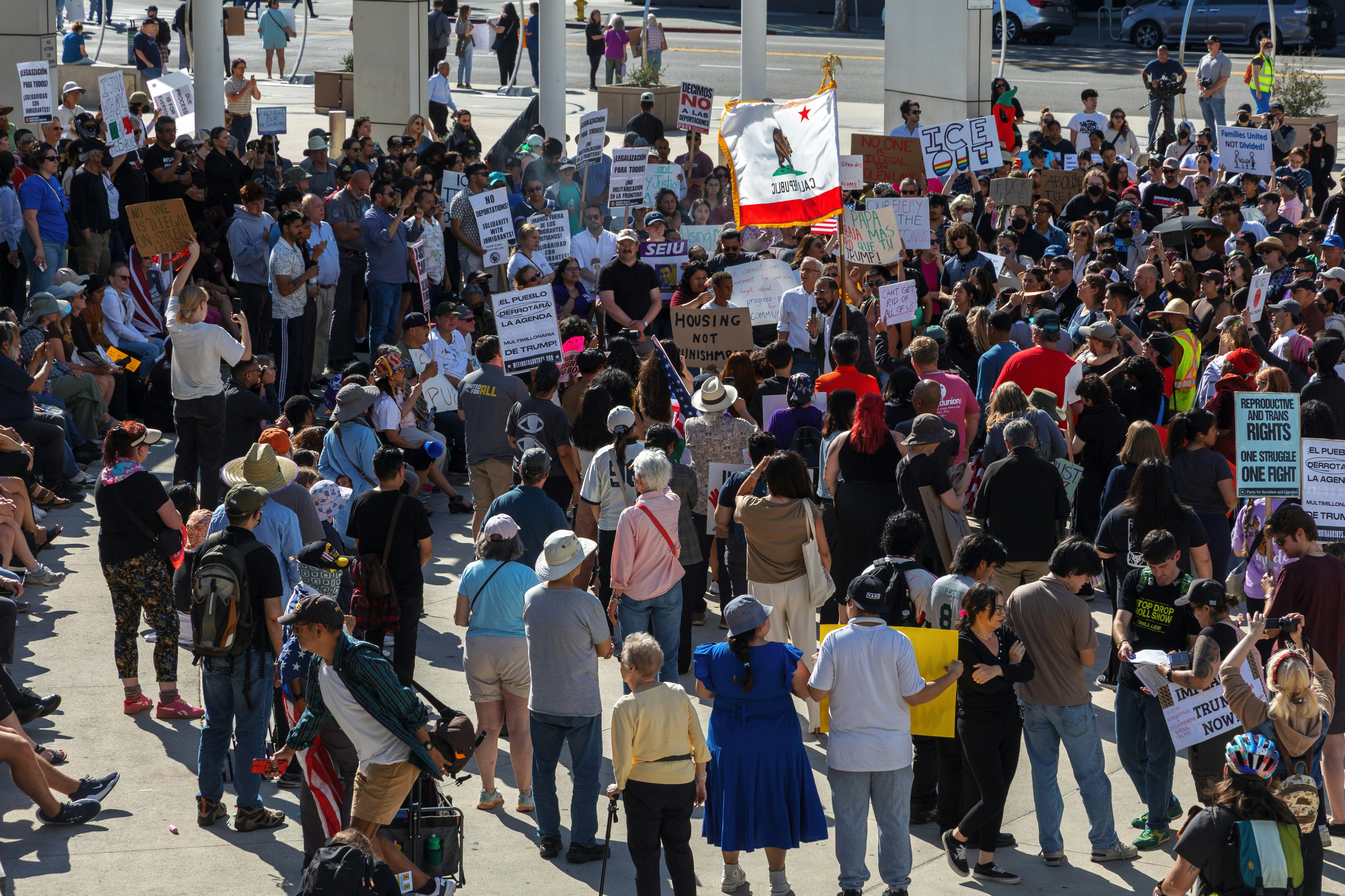 Large crowd of people protesting and holding signs. photo – Free Ice ...