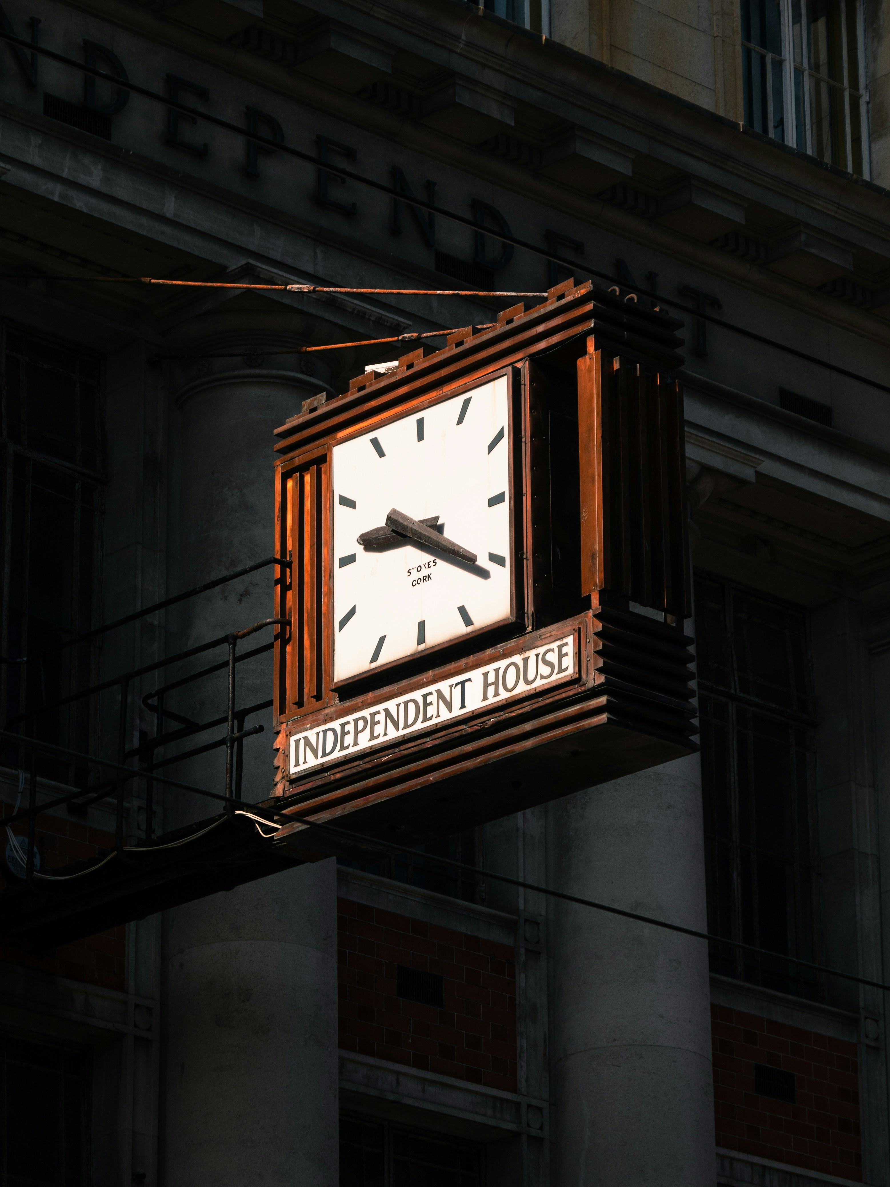 Timekeeper on the Facade: The Independent House Clock