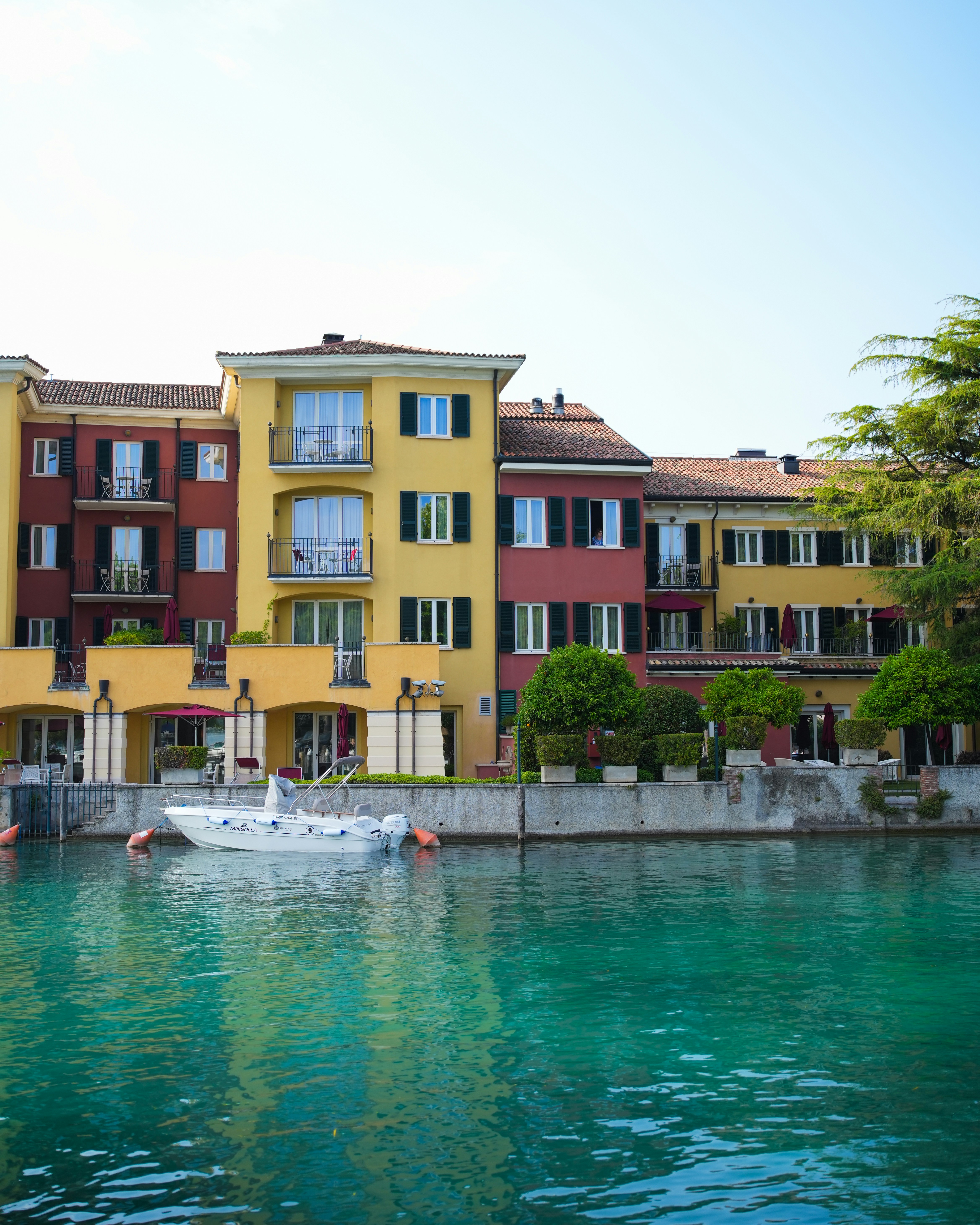 Canalfront Colorwork: Sunlit Facades and Turquoise Reflections
