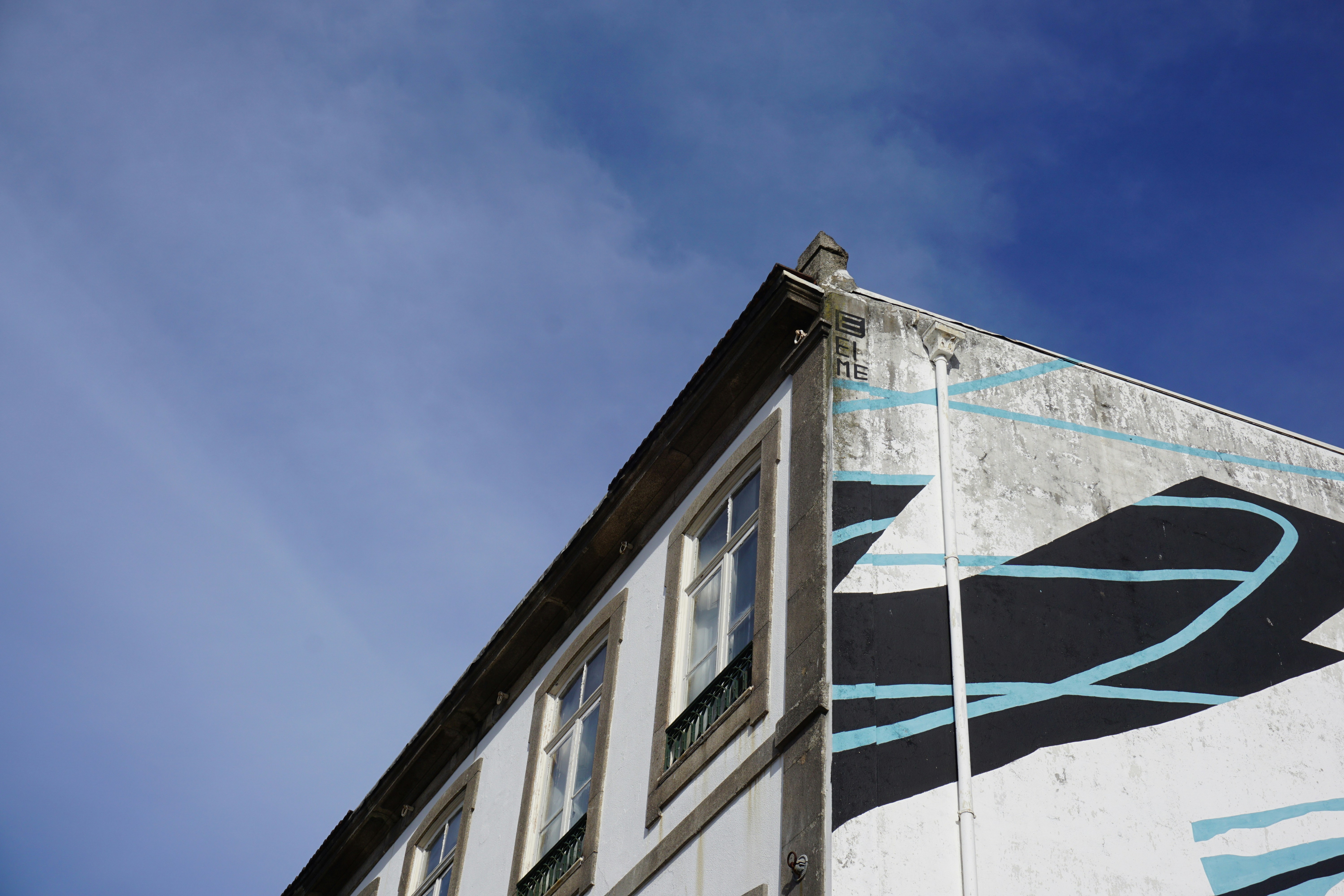 A building corner with graffiti against blue sky. photo – Free Art ...