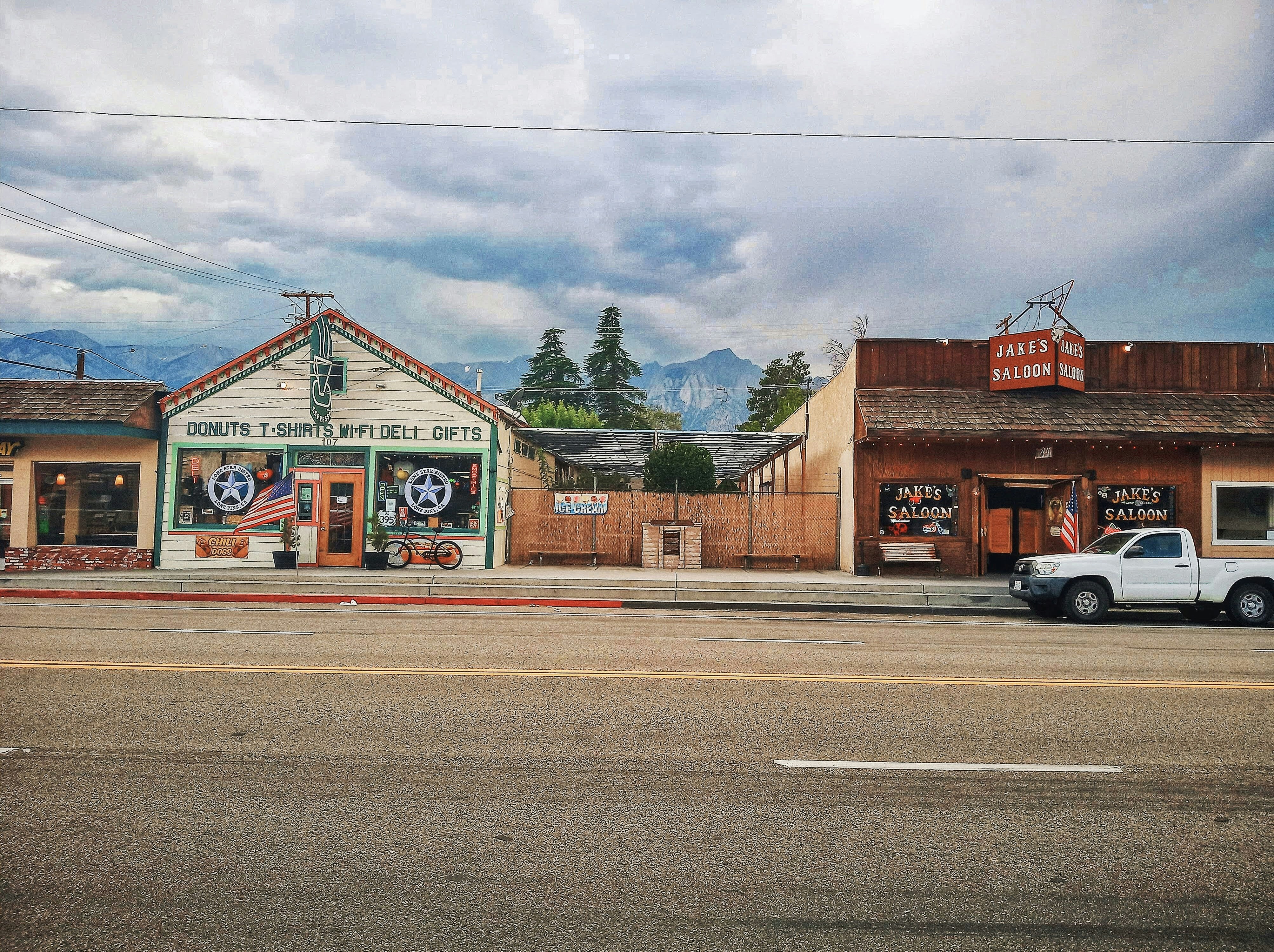 A small town street scene with shops. photo – Free Travel Image on Unsplash