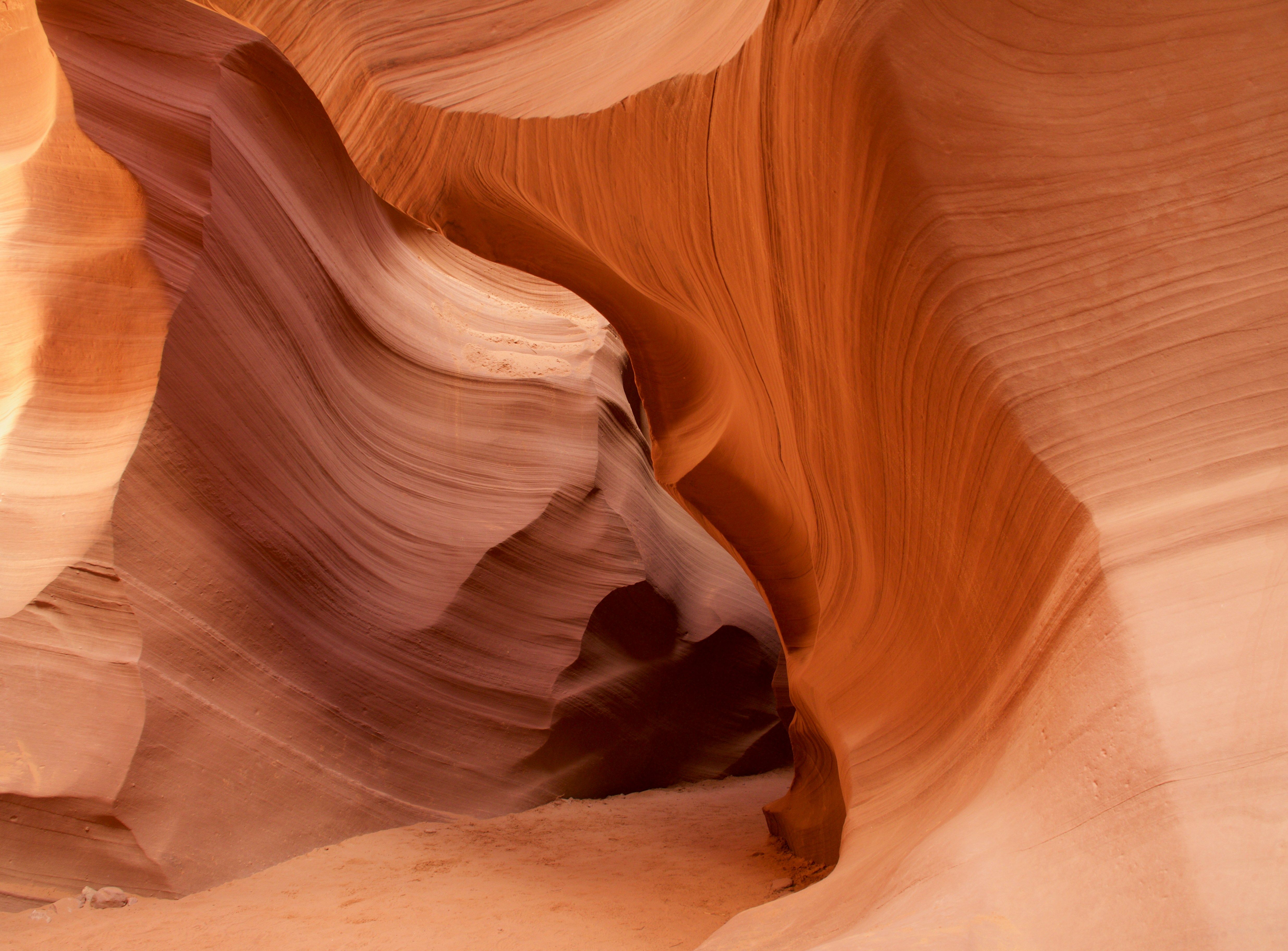 The image shows a sandstone canyon's smooth walls. photo – Free Light ...