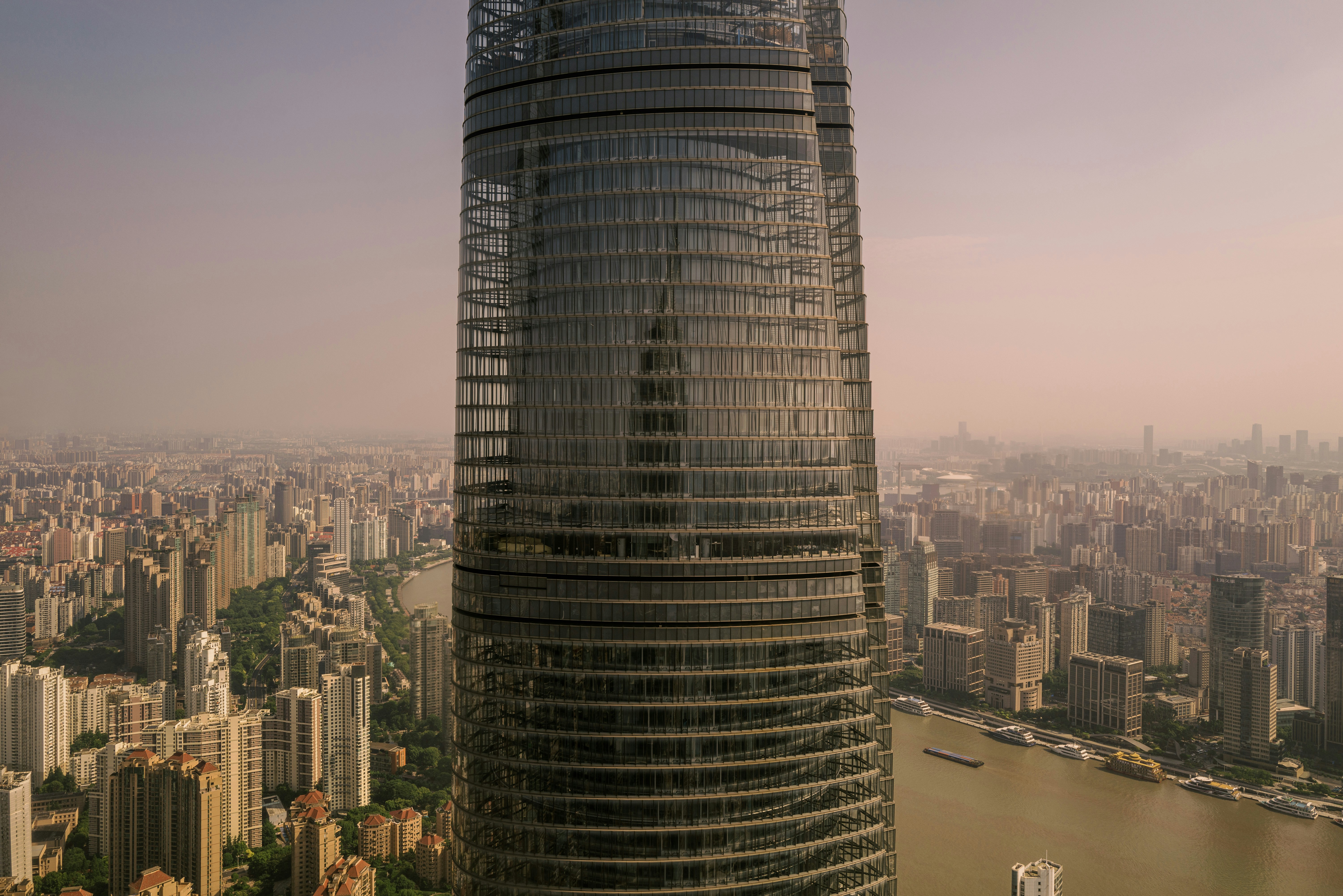 A tall skyscraper towers over a city. photo – Free Architecture Image ...