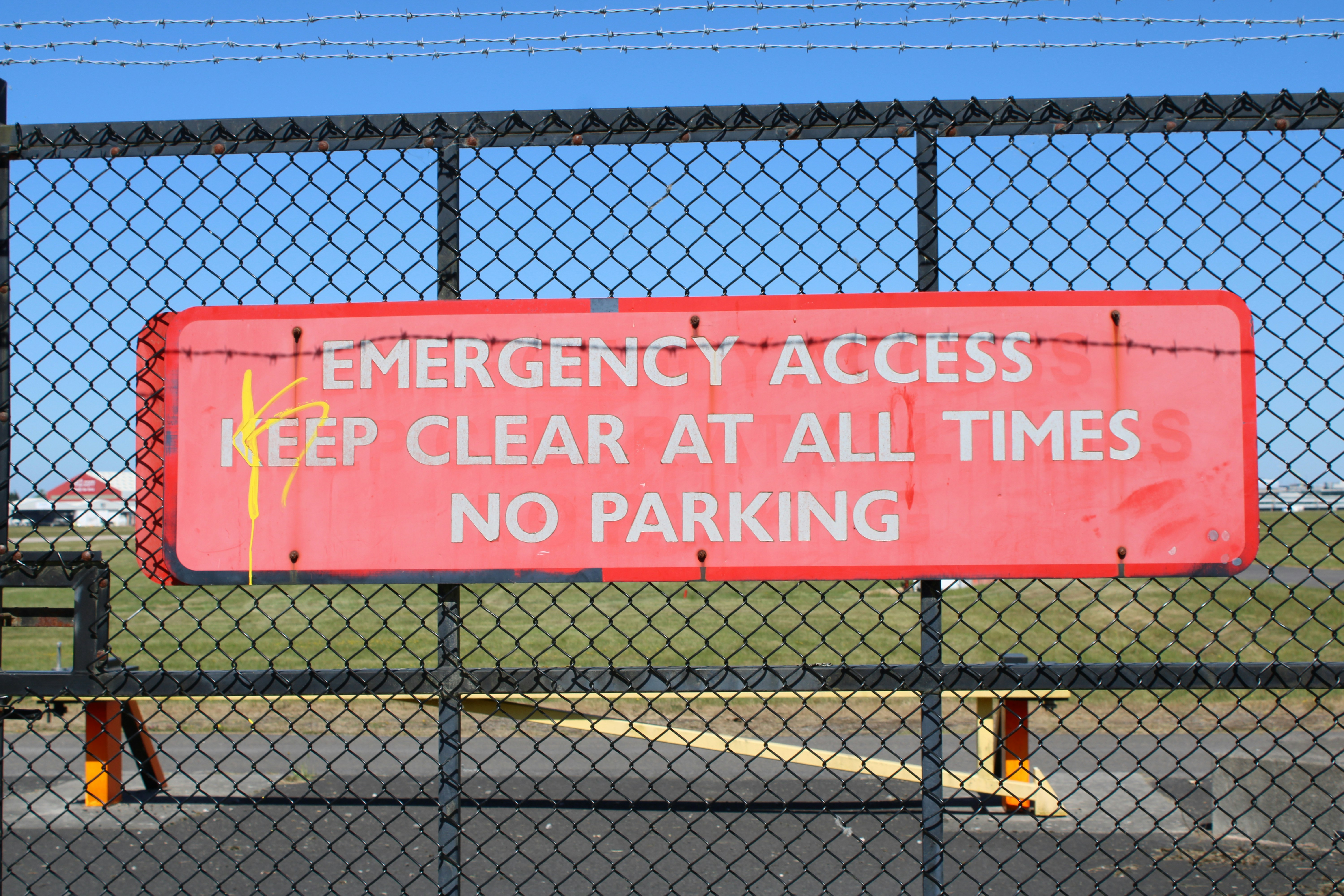 Emergency access sign warns "keep clear; no parking". photo – Free ...